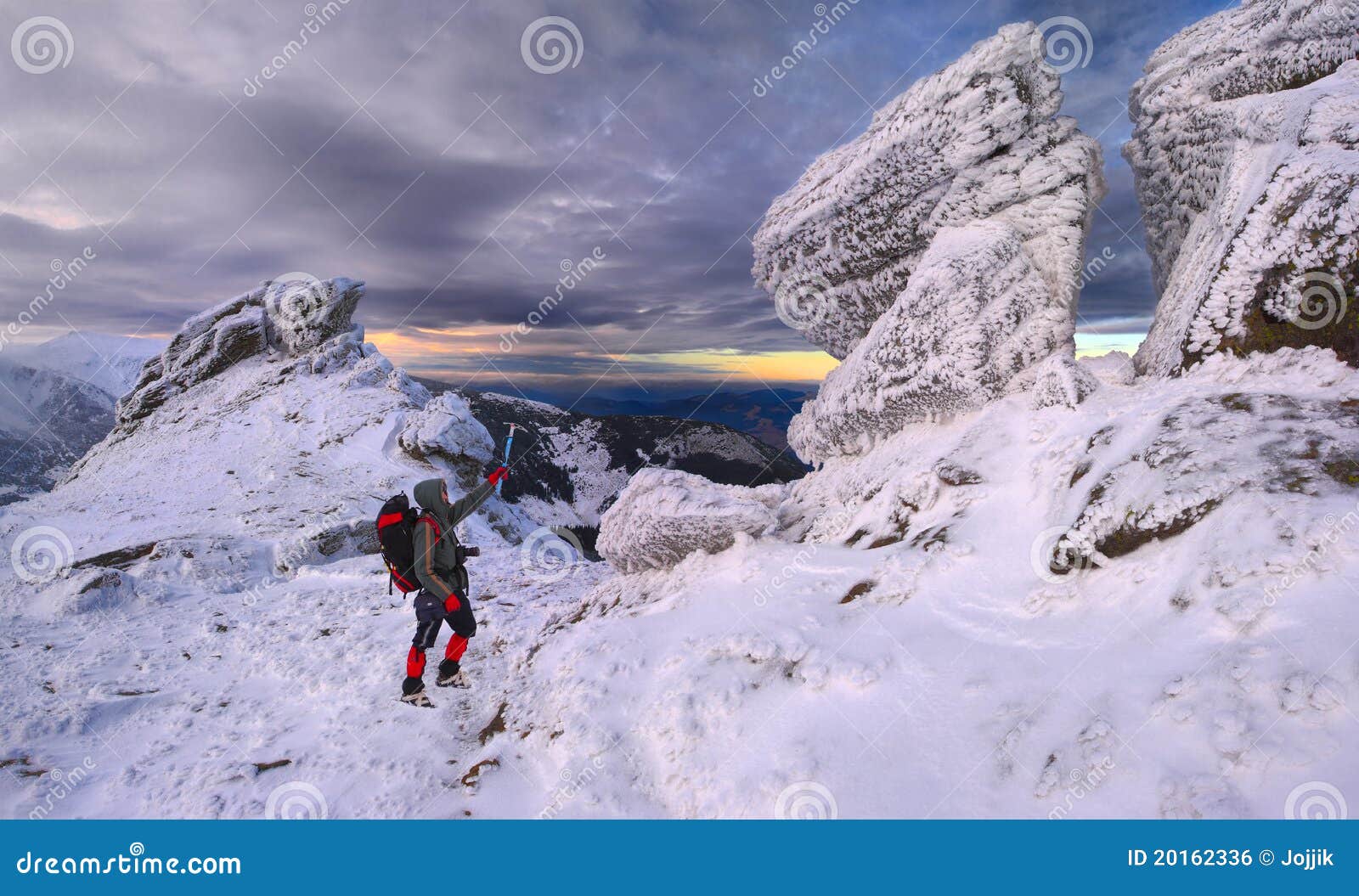 Uomo Coraggioso Nelle Montagne Fotografia Stock - Immagine di colore ...