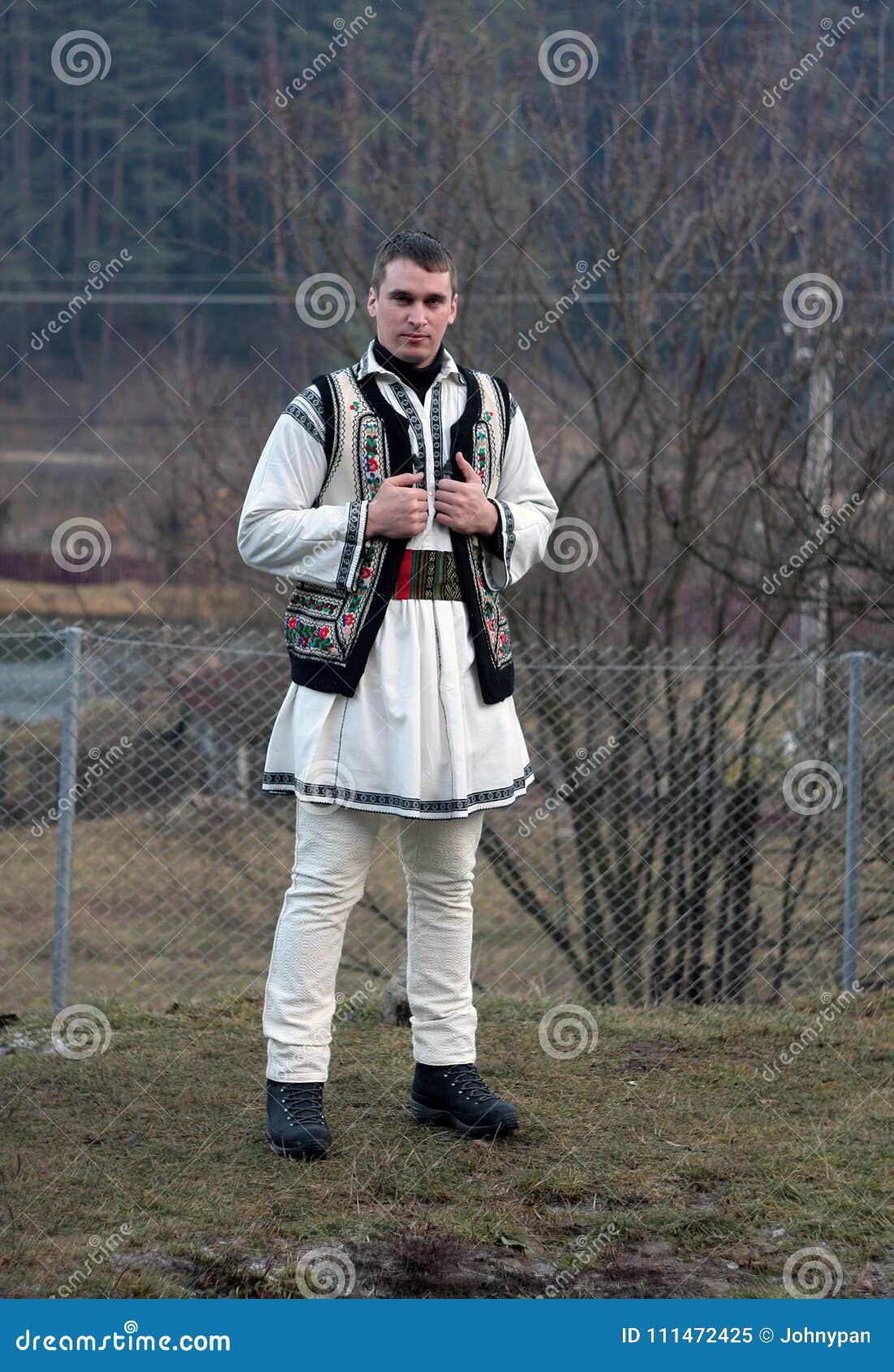 Uomo in Costume Rumeno Tradizionale Immagine Stock - Immagine di ...