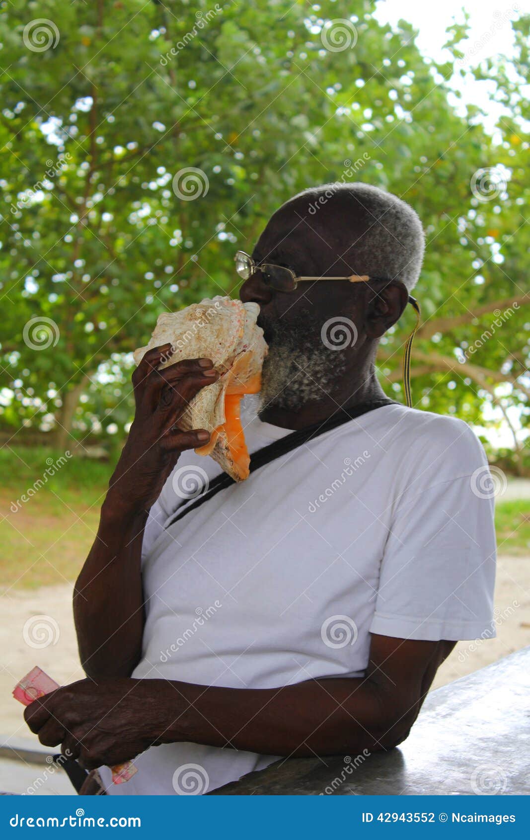 Uomo Creolo Con Una Conchiglia Fotografia Editoriale - Immagine di ...
