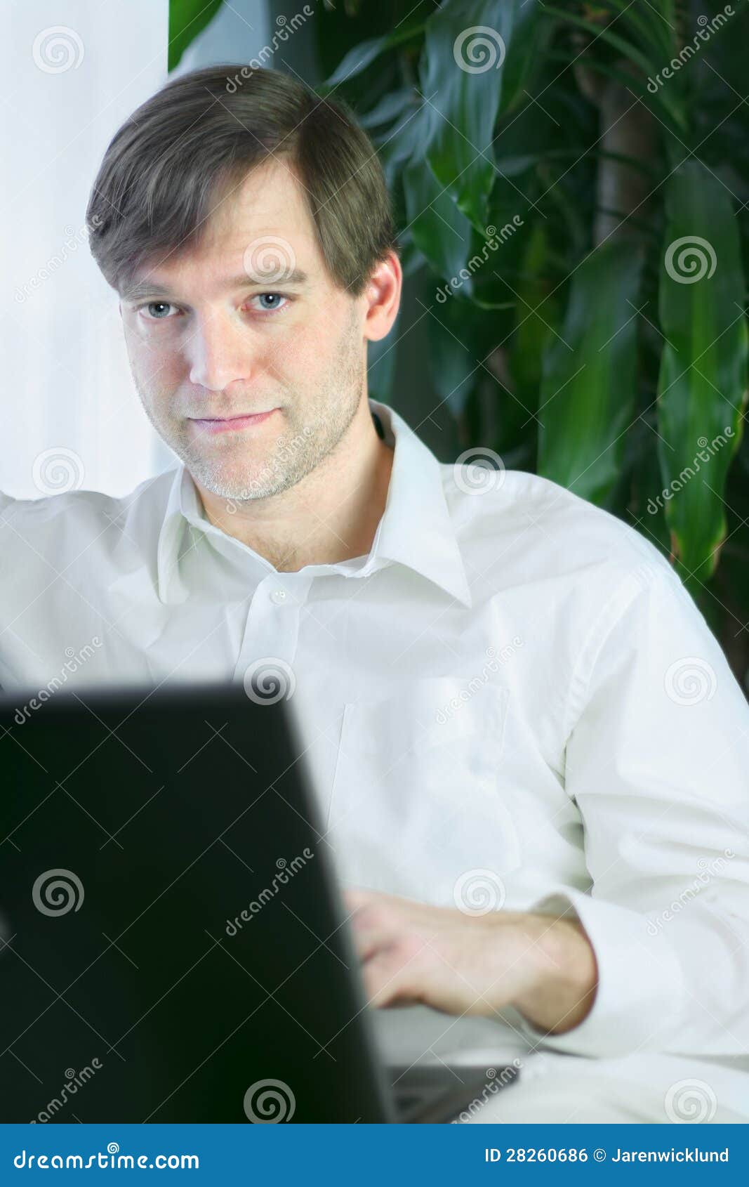 Uomo D'affari Bello Che Lavora Al Computer Portatile Fotografia Stock ...