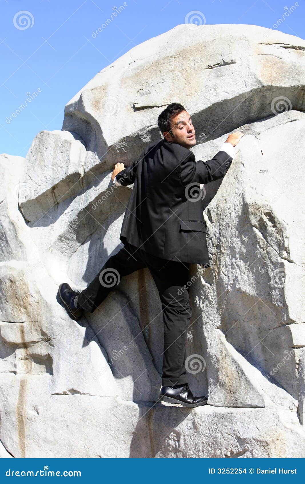 Uomo D'affari Che Arrampica Una Roccia Fotografia Stock - Immagine di ...