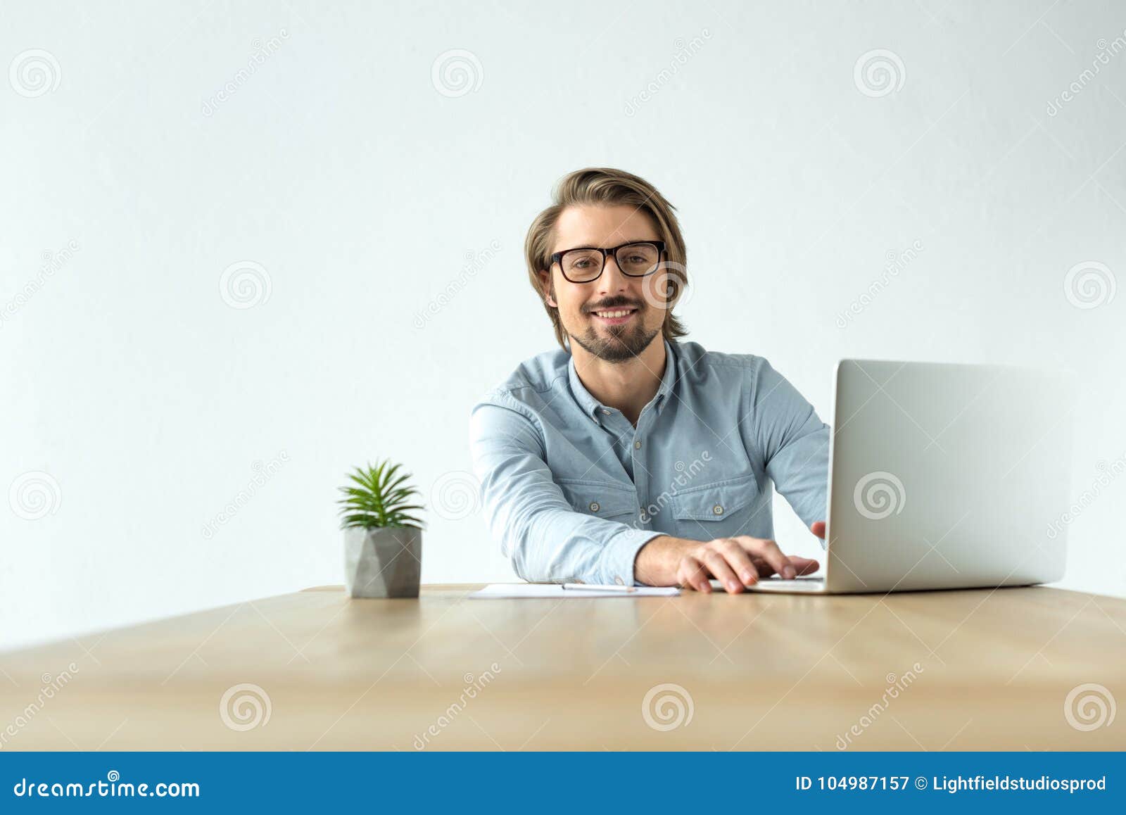 Uomo D'affari Che Lavora Al Computer Portatile Immagine Stock ...