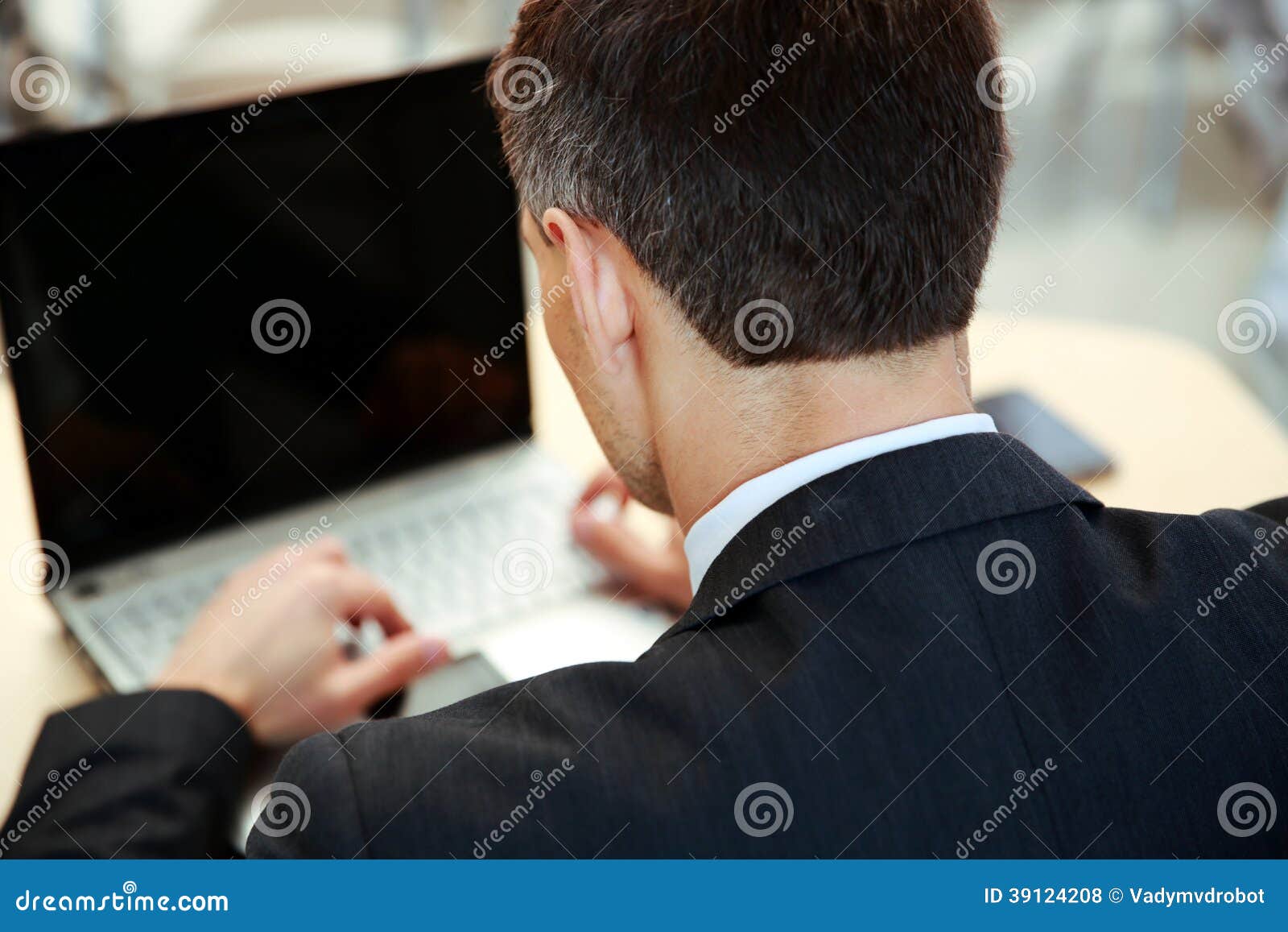 Uomo D'affari Che Lavora Al Computer Portatile Fotografia Stock ...