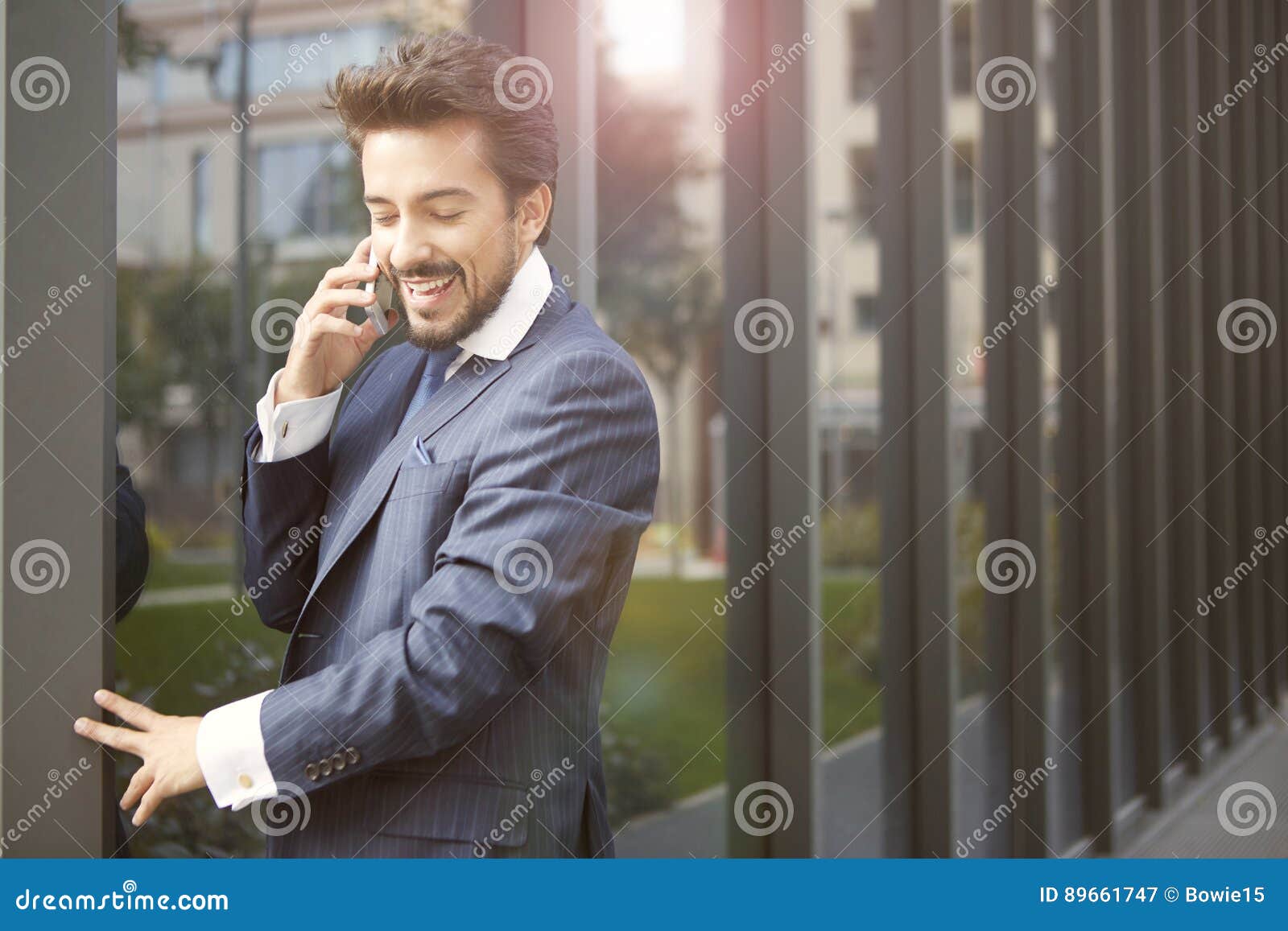 Uomo D'affari Che Parla Al Telefono Immagine Stock - Immagine di ... Uomo D'affari Che Parla Al Telefono Immagine Stock - Immagine di ...