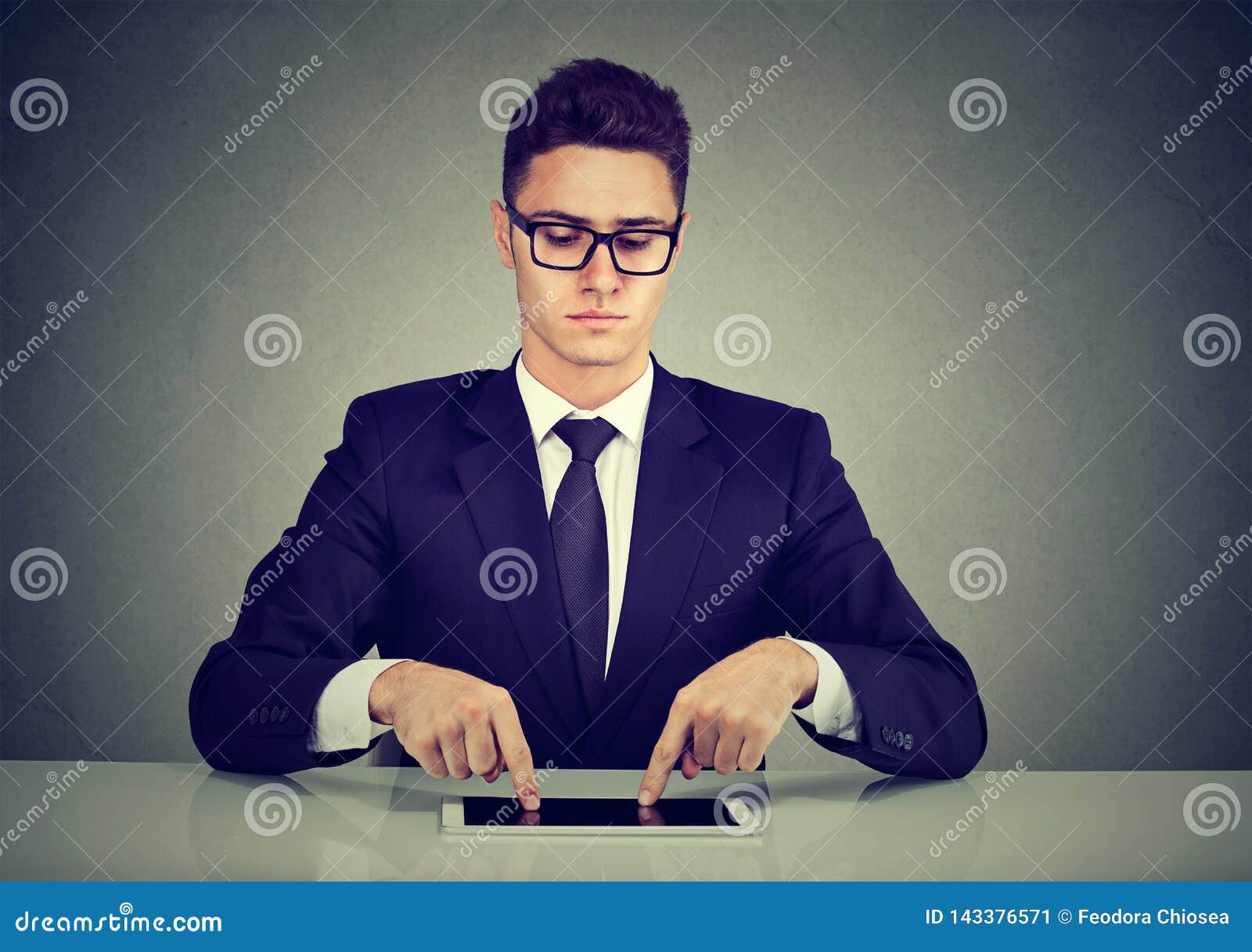 Uomo D'affari Che Scrive Con Le Dita Sul Suo Computer Della Compressa ...