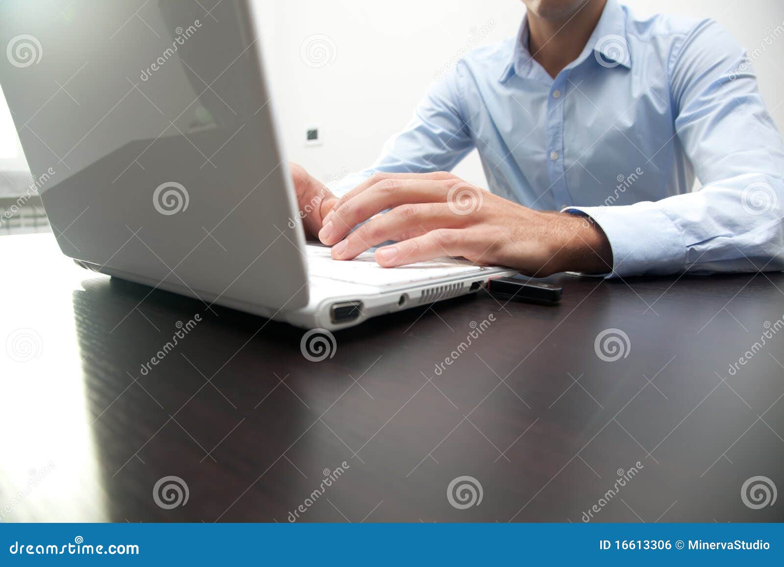 Uomo D'affari Che Scrive Sul Computer Portatile Nell'ufficio Fotografia ...