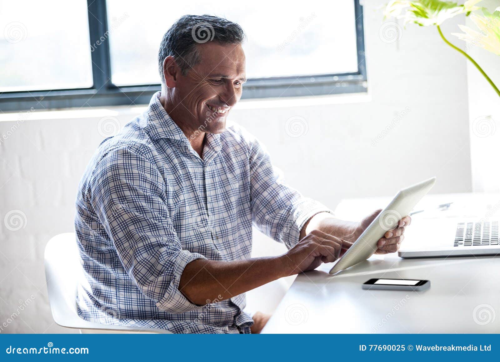 Uomo D'affari Che Scrive Sul Suo Computer Della Compressa Immagine ...