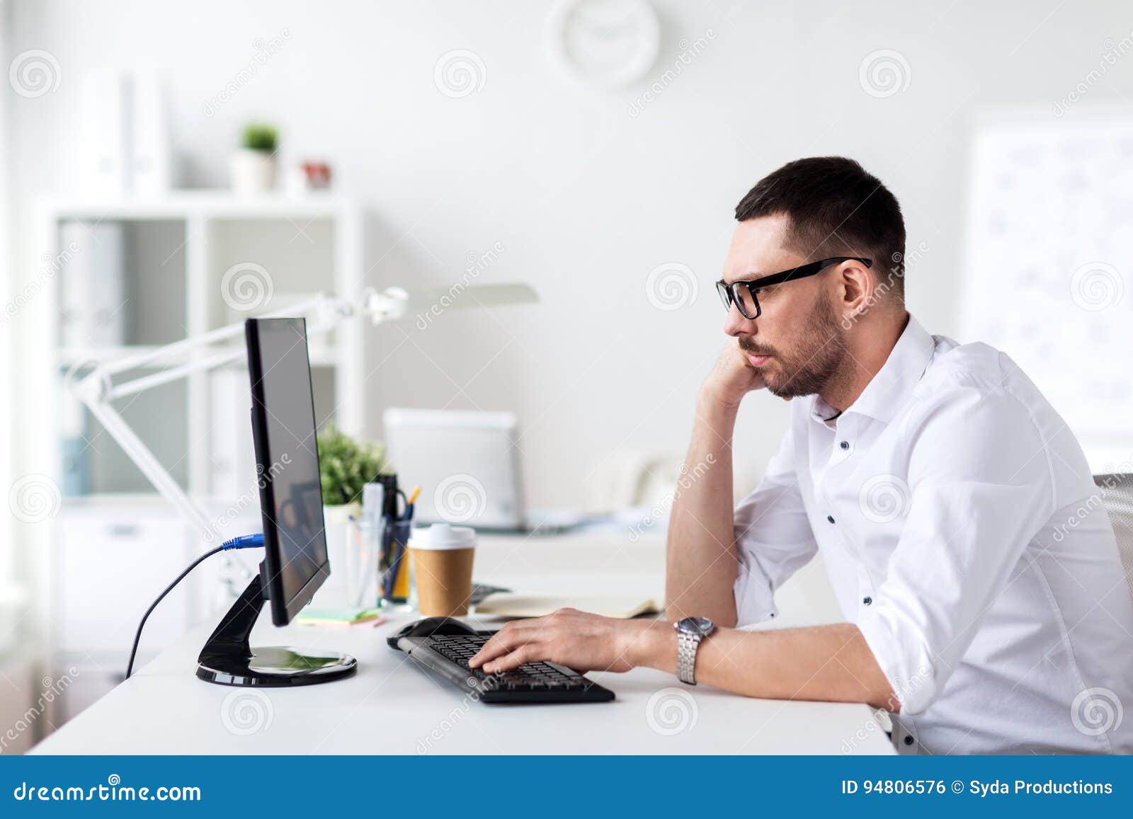 Uomo D'affari Che Scrive Sulla Tastiera Di Computer All'ufficio ...