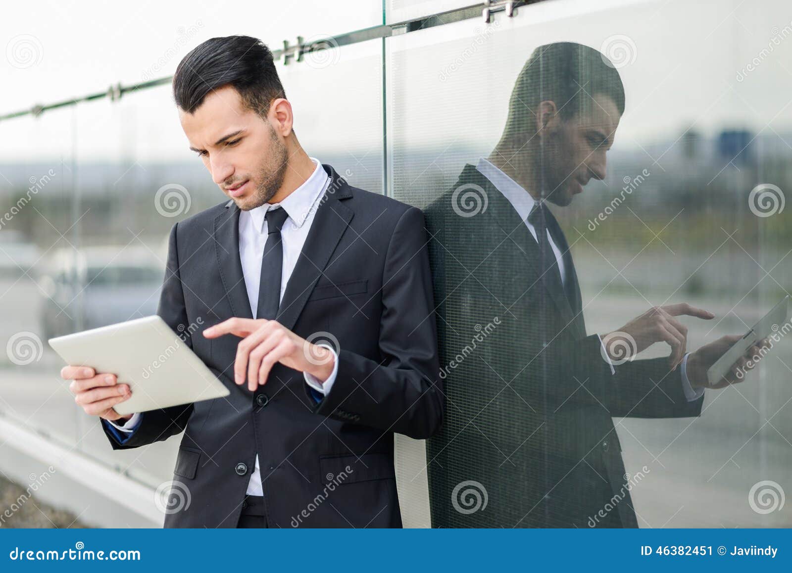 Uomo D'affari Con Il Computer Della Compressa Nell'edificio Per Uffici ...