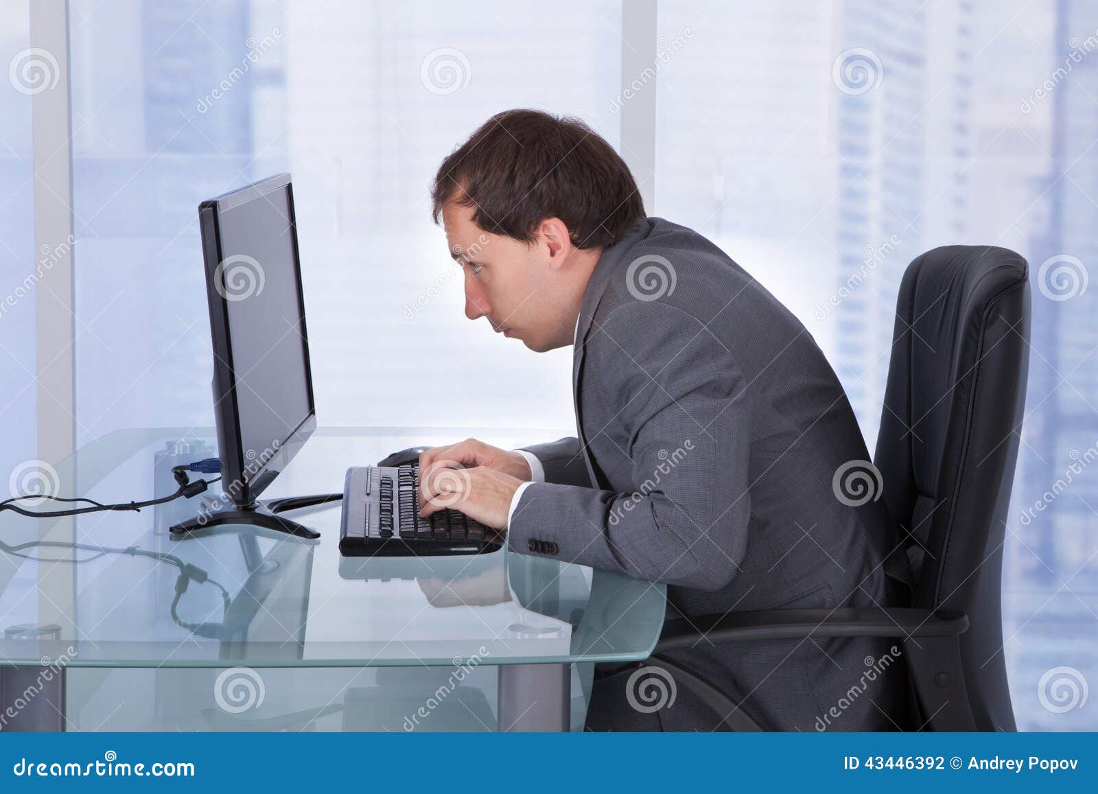 Uomo D'affari Concentrato Che Lavora Al Computer in Ufficio Fotografia ...