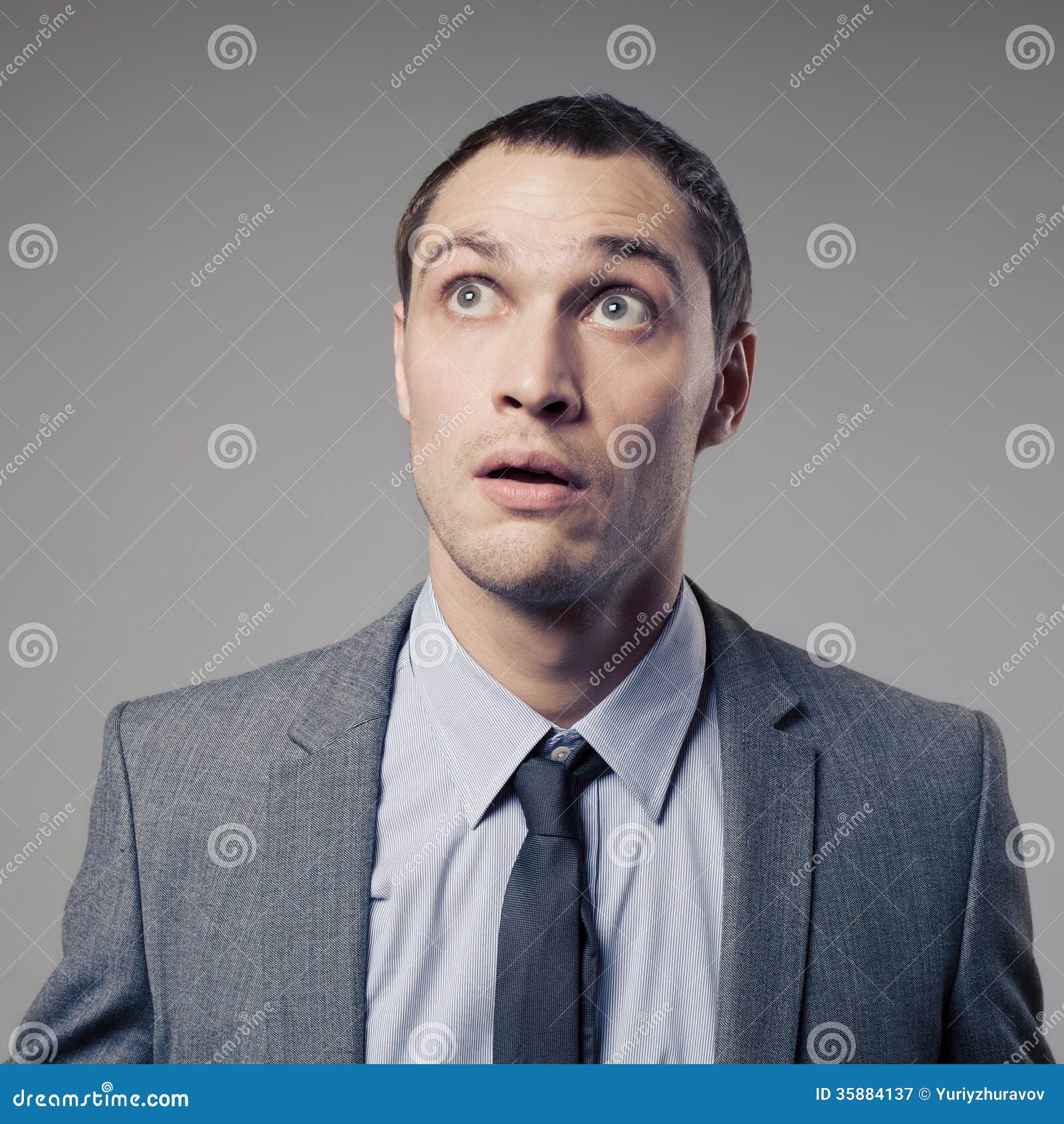 Uomo D'affari Confuso on Gray Background Immagine Stock - Immagine di ...