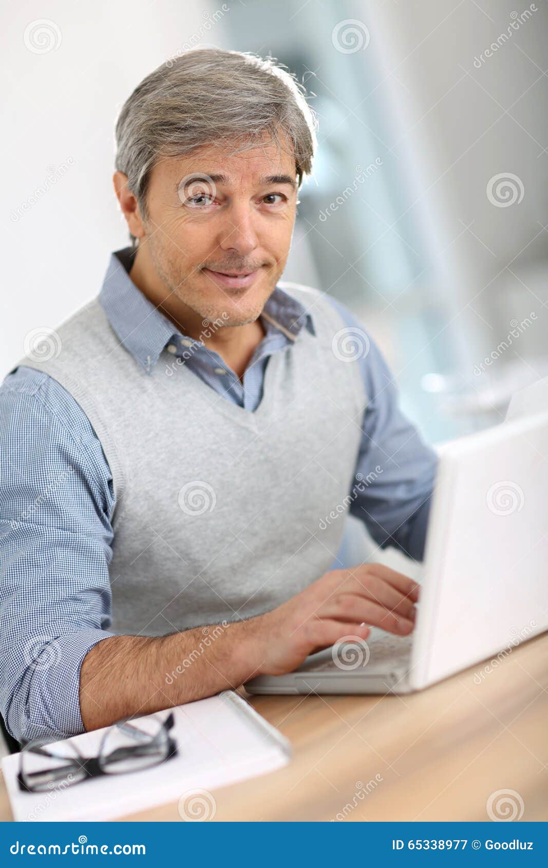 Uomo D'affari Maggiore Che Lavora Al Computer Portatile Immagine Stock ...