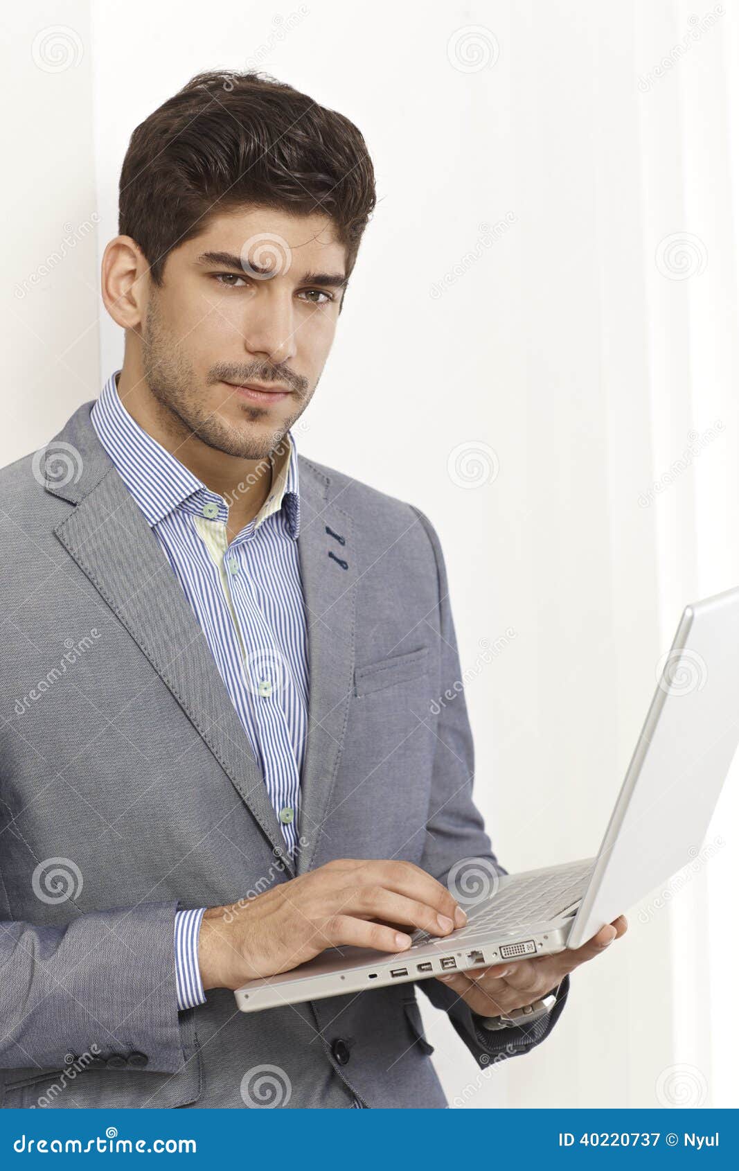 Uomo D'affari Serio Che Lavora Al Computer Portatile Immagine Stock ...