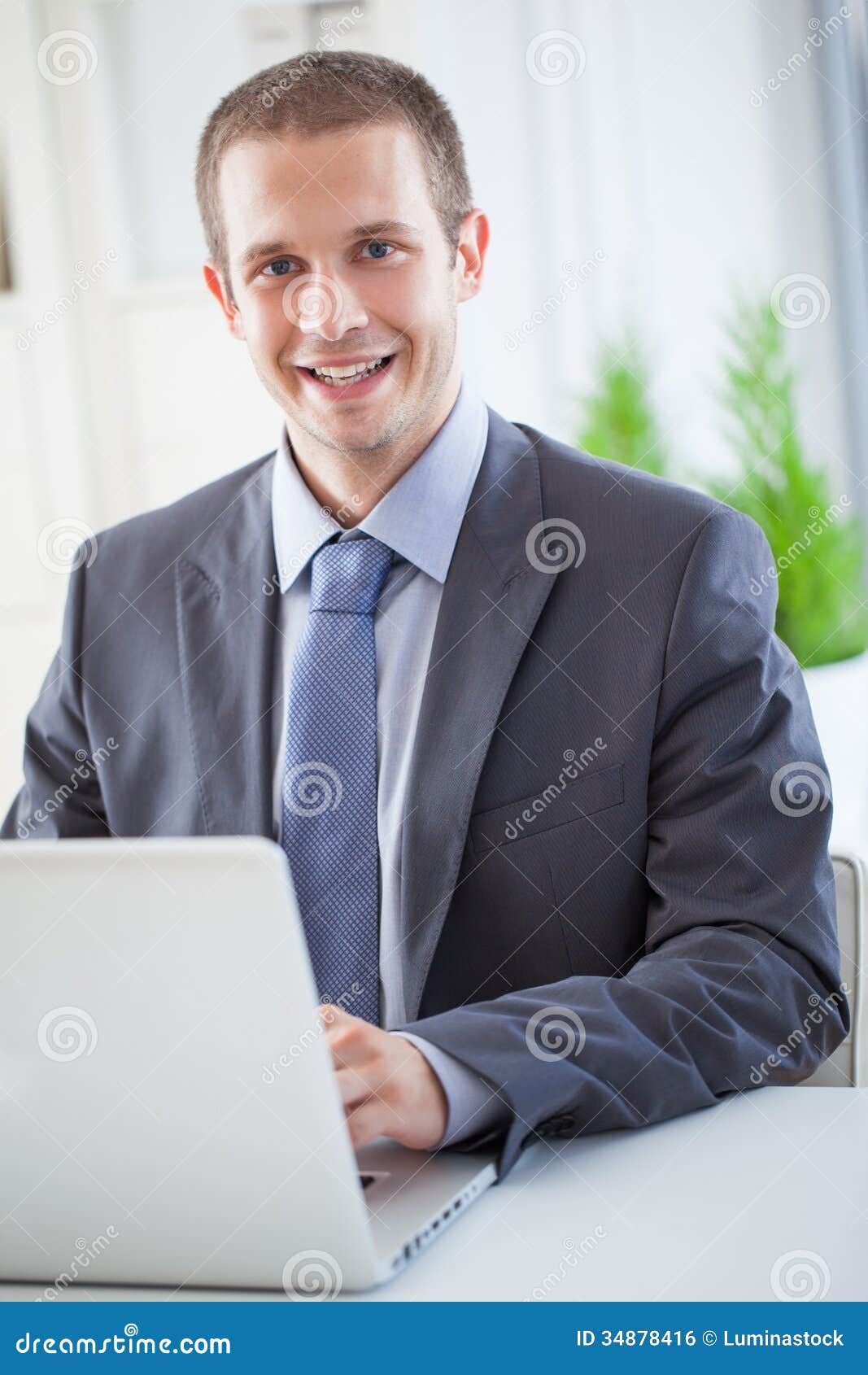 Uomo D'affari Sorridente Sitting Al Suo Computer Portatile Fotografia ...