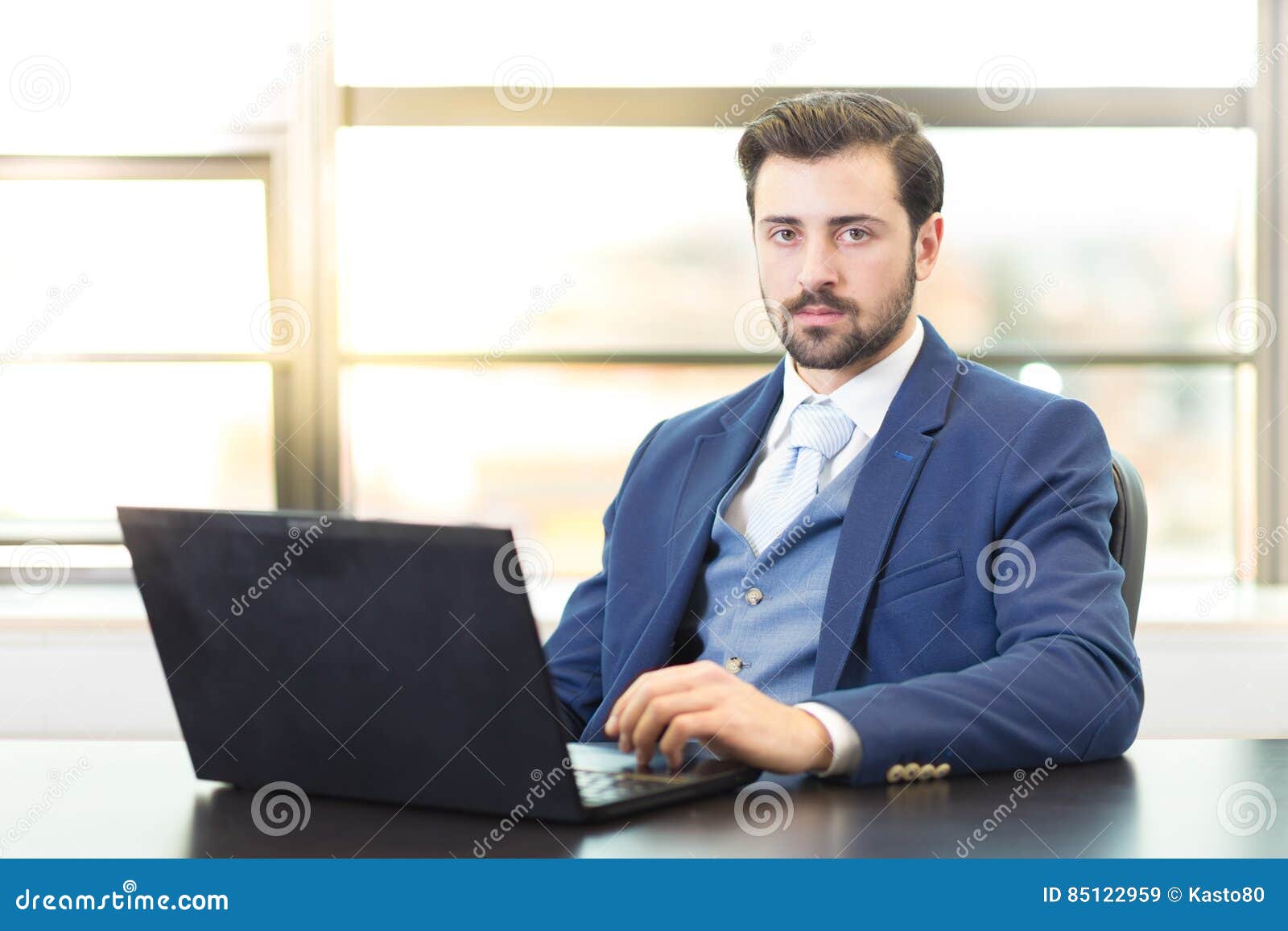 Uomo D'affari in Ufficio Che Lavora Al Computer Portatile Immagine ...