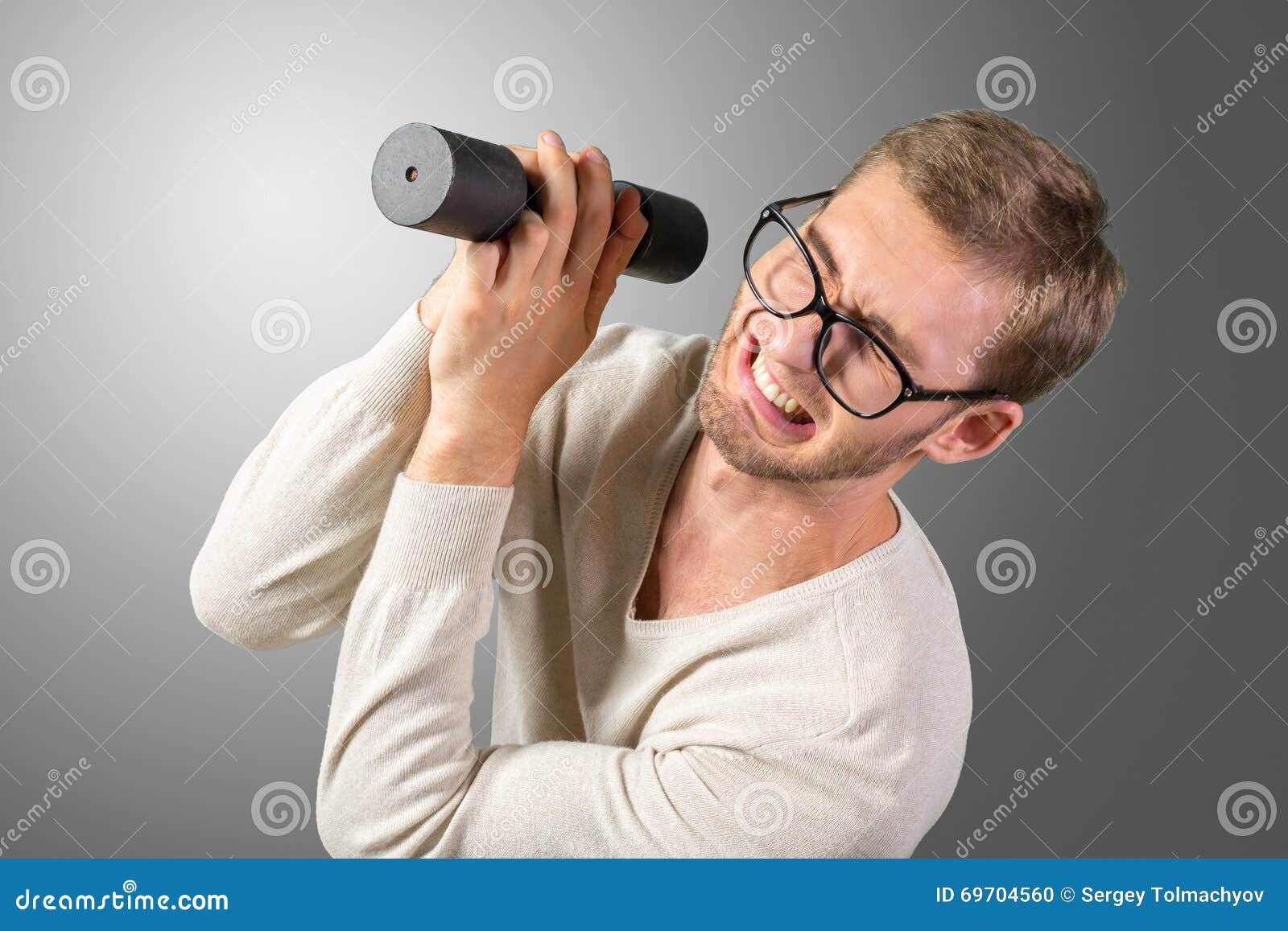 Uomo debole divertente fotografia stock. Immagine di disadattato - 69704560