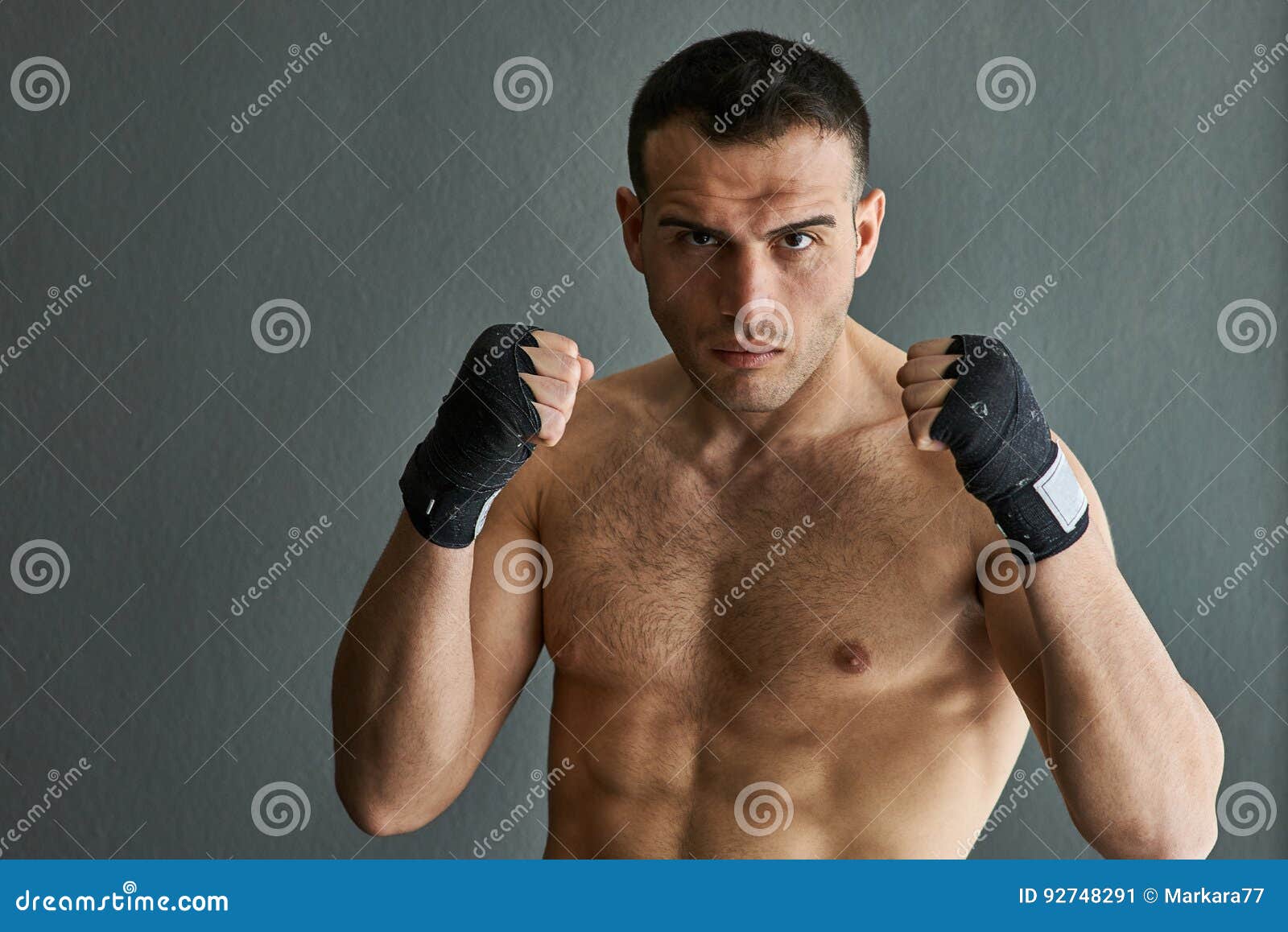 Uomo Del Pugile Di Scossa Pronto a Combattere Immagine Stock - Immagine ...