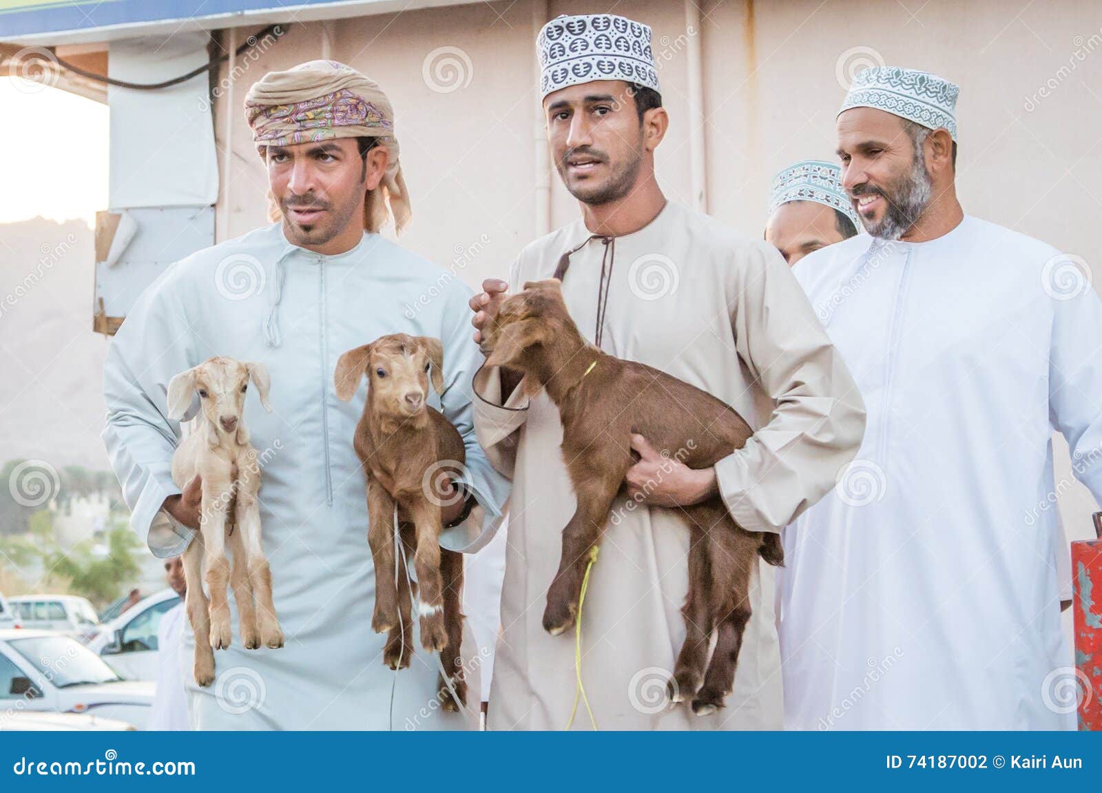 Uomo Dell'Oman Con La Sua Capra Fotografia Editoriale - Immagine di ...
