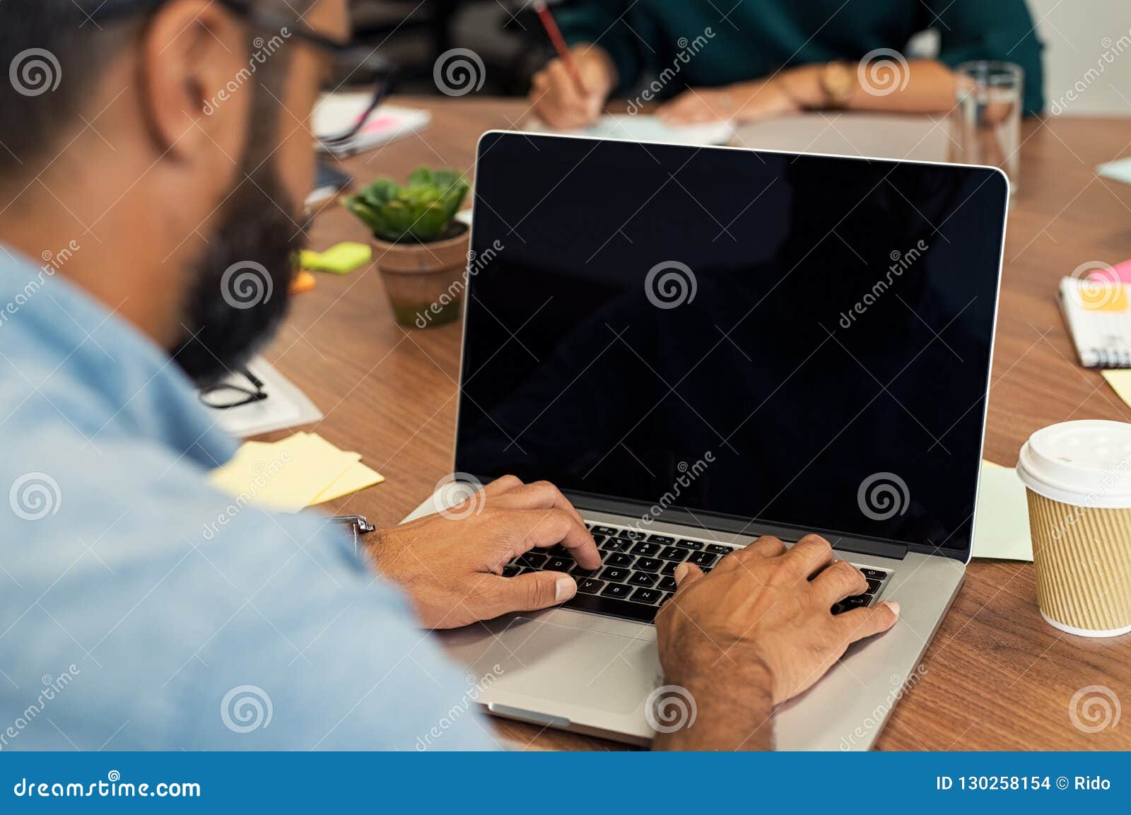 Uomo Di Affari Che Scrive Sullo Schermo in Bianco Fotografia Stock ...