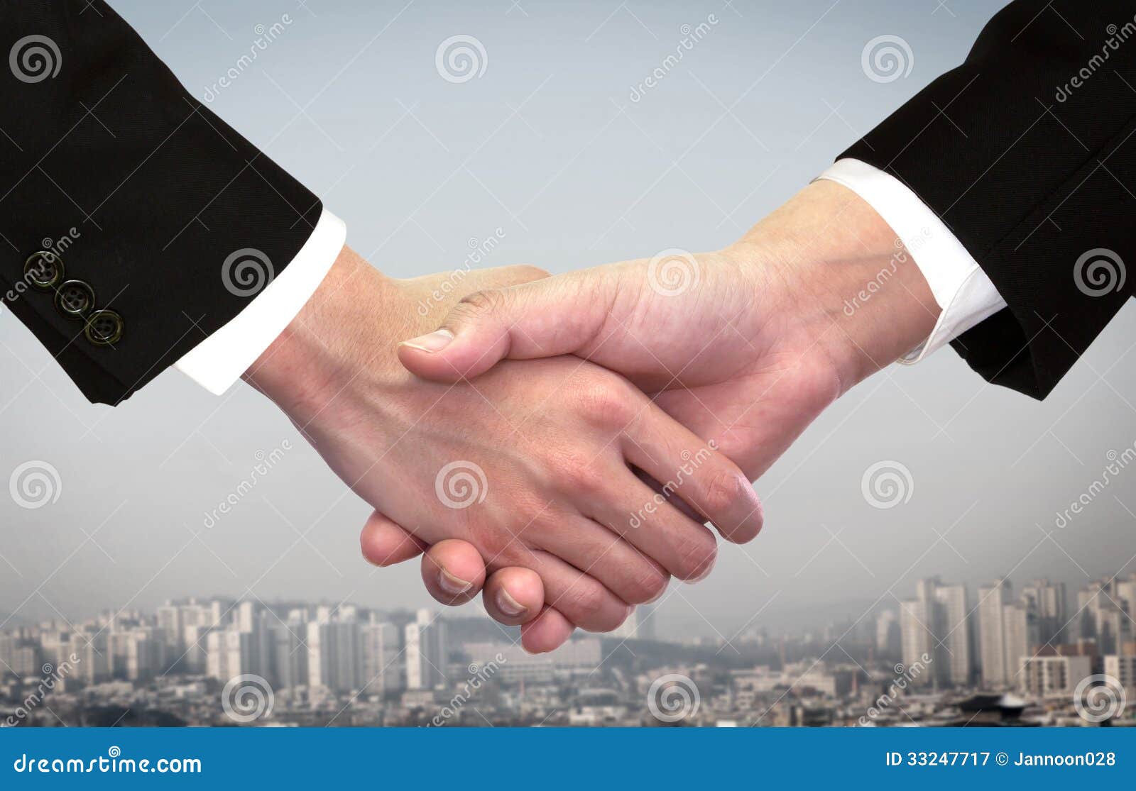 Uomo Di Affari Che Stringe Mano Immagine Stock - Immagine di ...