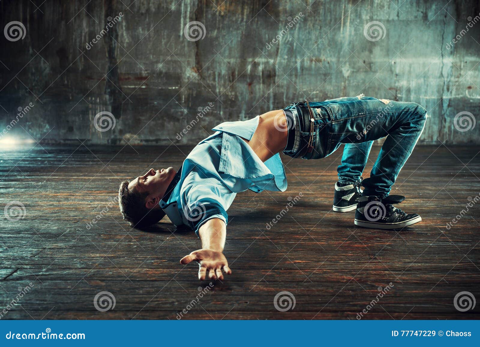Uomo di break dance immagine stock. Immagine di giovane - 77747229