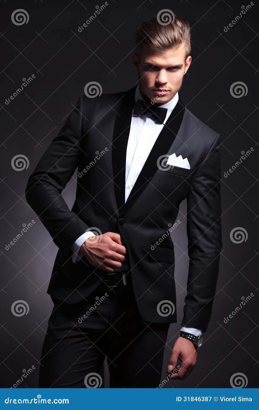 Uomo Di Modo Che Posa in Smoking Immagine Stock - Immagine di sporgenza ...