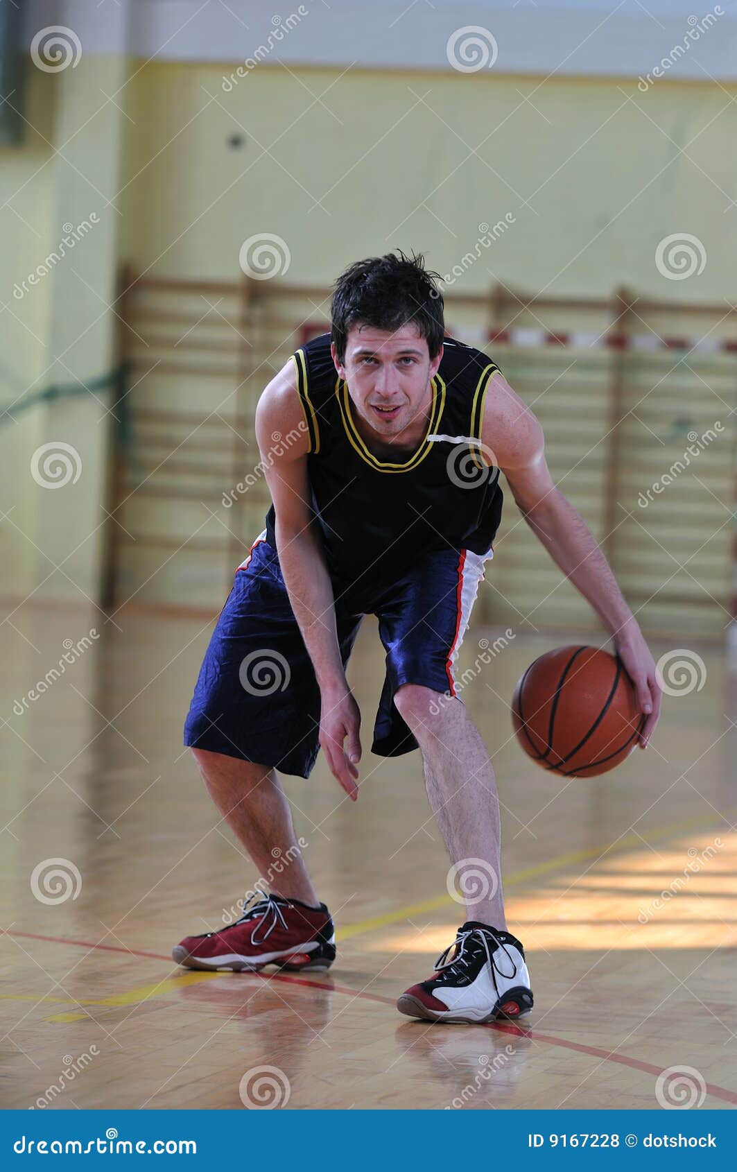 Uomo di pallacanestro fotografia stock. Immagine di lifestyle - 9167228