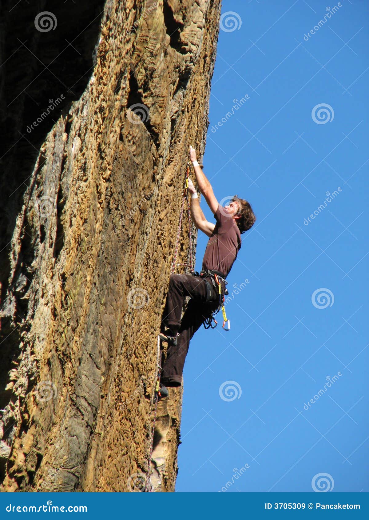 Uomo di scalata di roccia immagine stock. Immagine di impegnativo - 3705309
