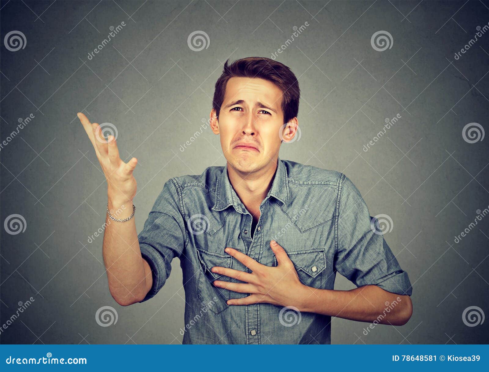 Uomo Disperato Che Elemosina Il Perdono Di Aiuto Immagine Stock ...