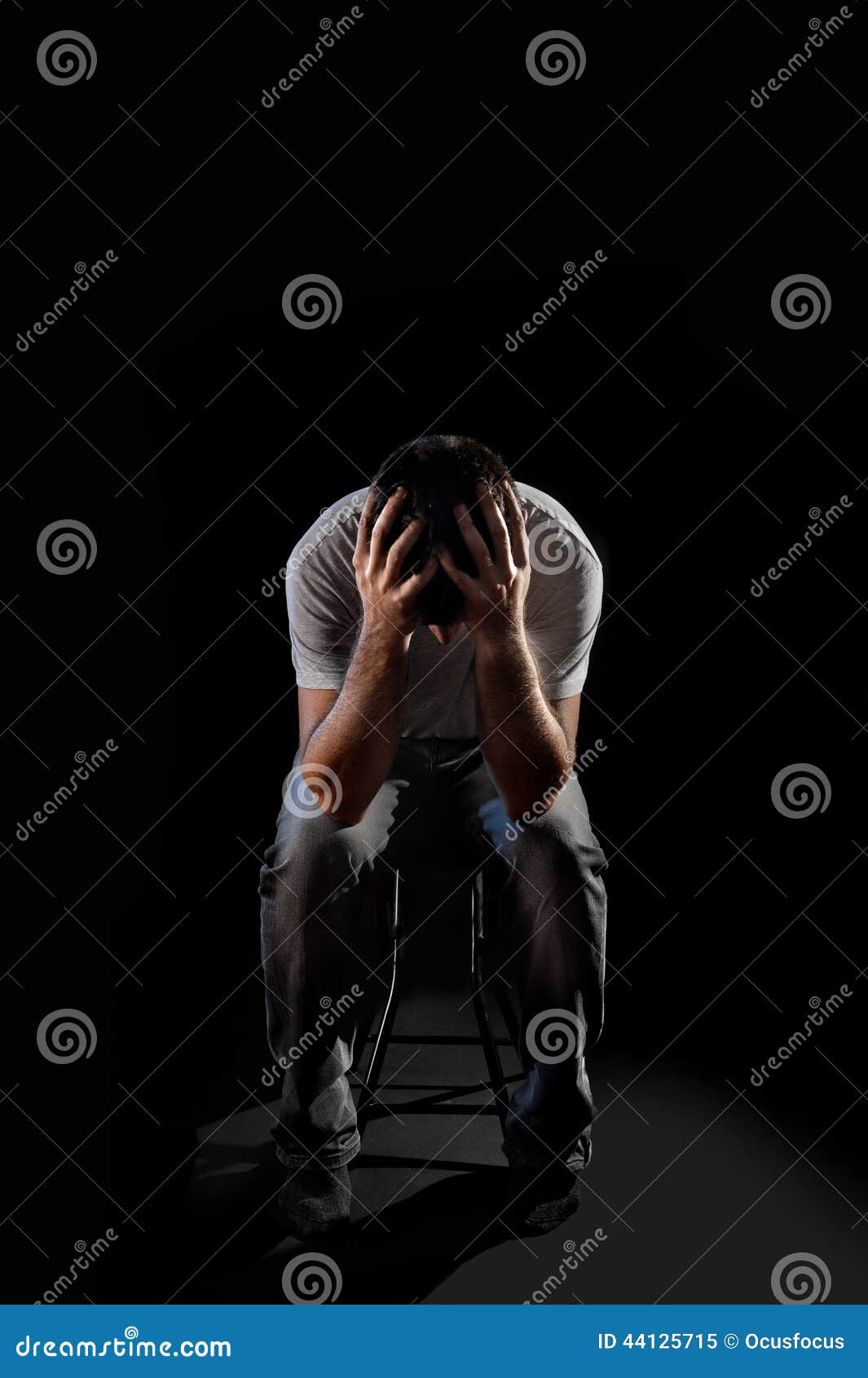 Uomo Disperato Che Soffre Dolore Emozionale, Dolore E Depressione ...