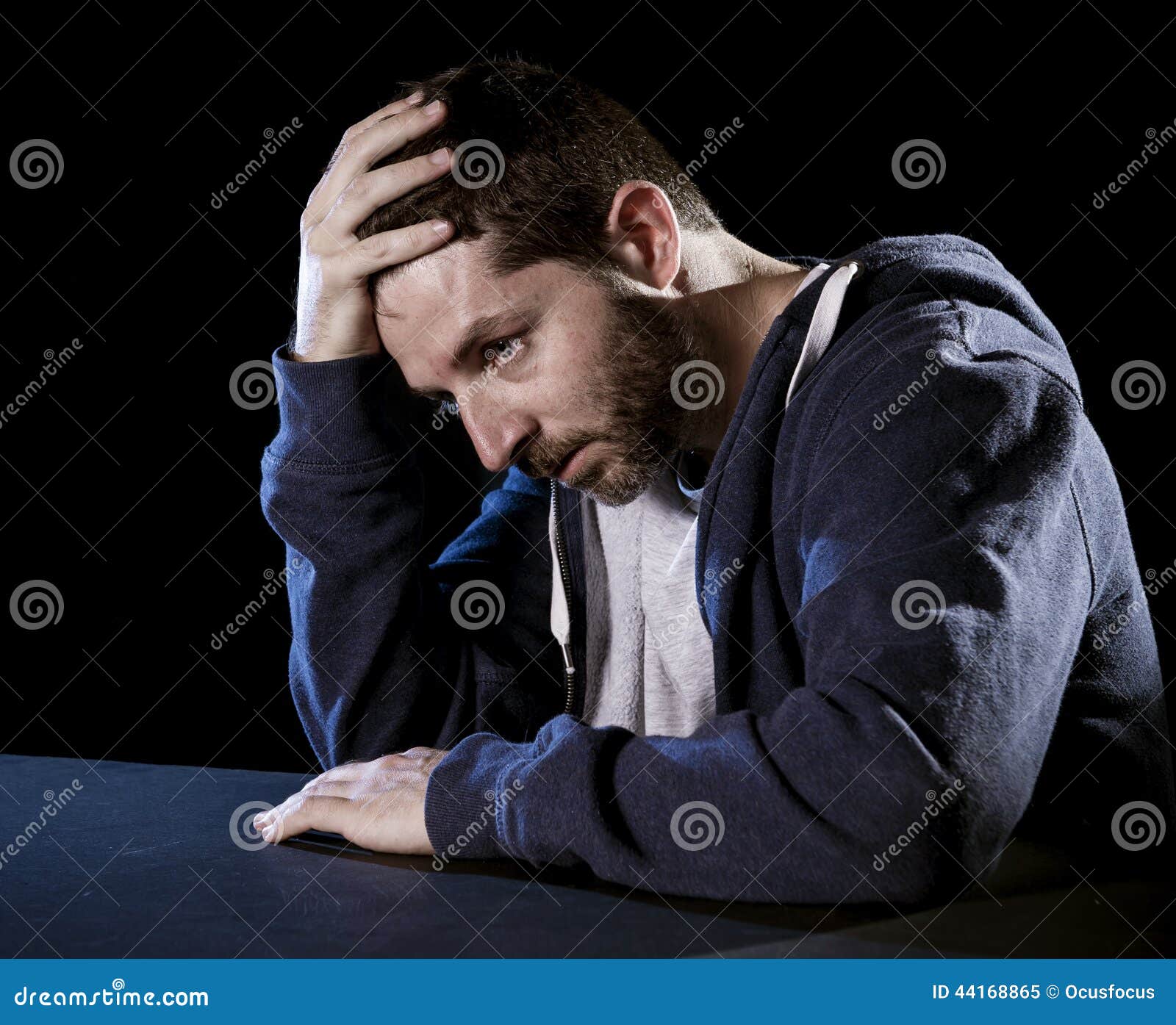 Uomo Disperato Che Soffre Dolore Emozionale, Dolore E Depressione ...