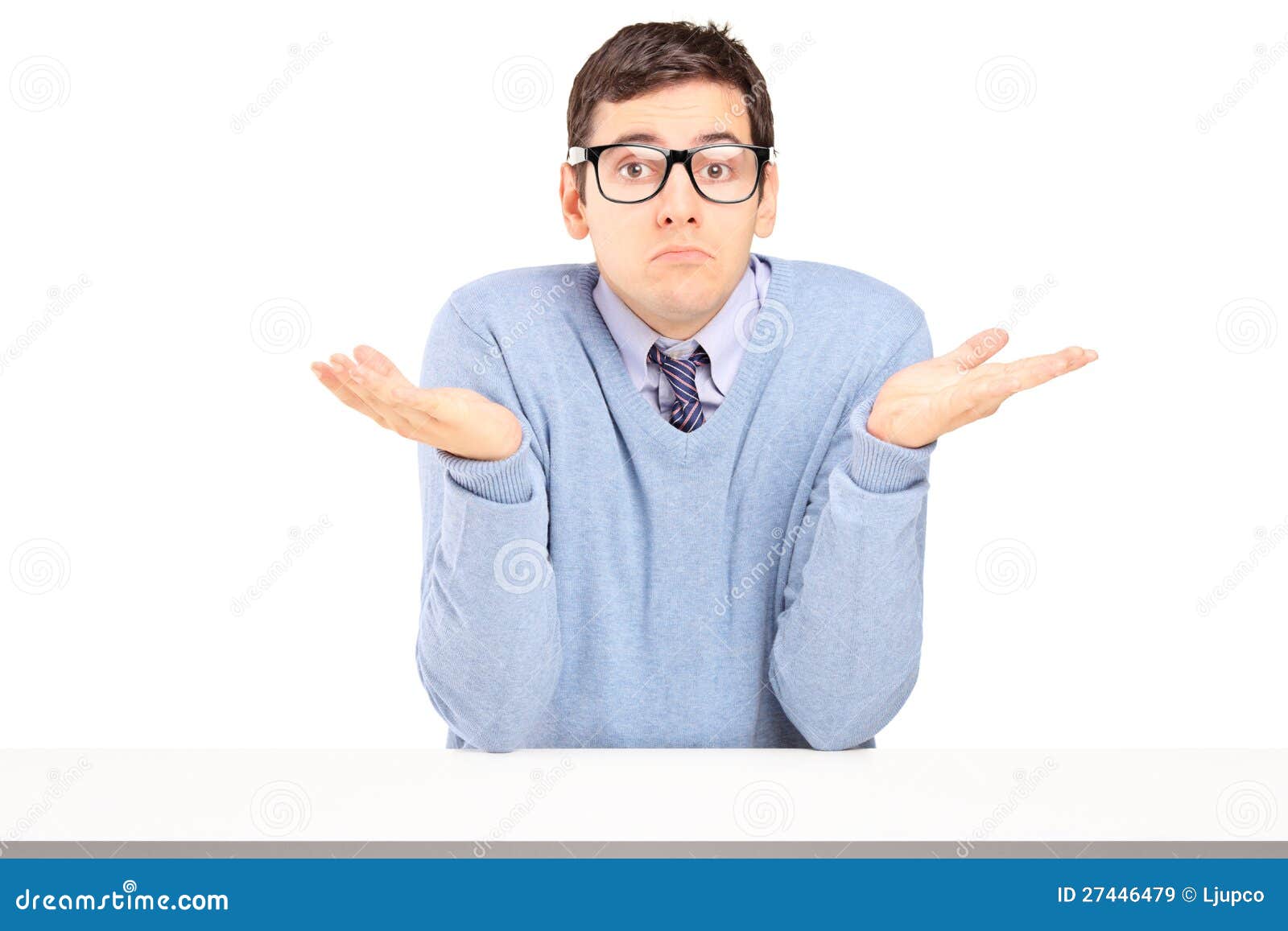 Uomo Dubbioso Che Si Siede E Che Gesturing Con Le Mani Immagine Stock ...