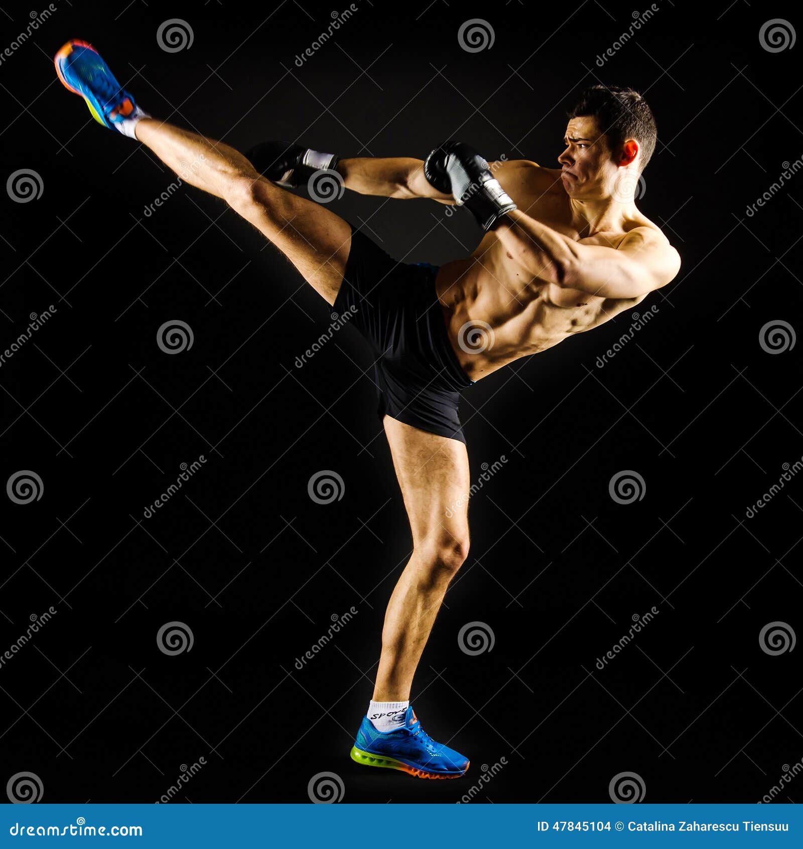 Uomo Forte Che Fa Un'alta Scossa Fotografia Stock - Immagine di ...