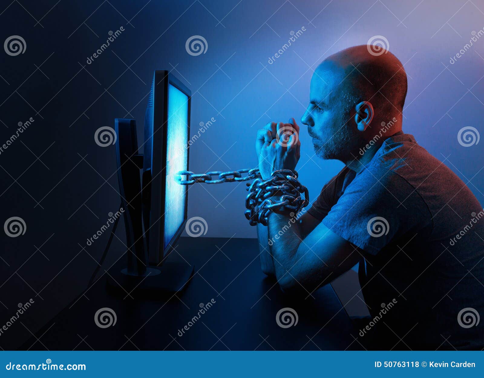 Uomo Incatenato Al Computer Fotografia Stock - Immagine di notte, luce ...