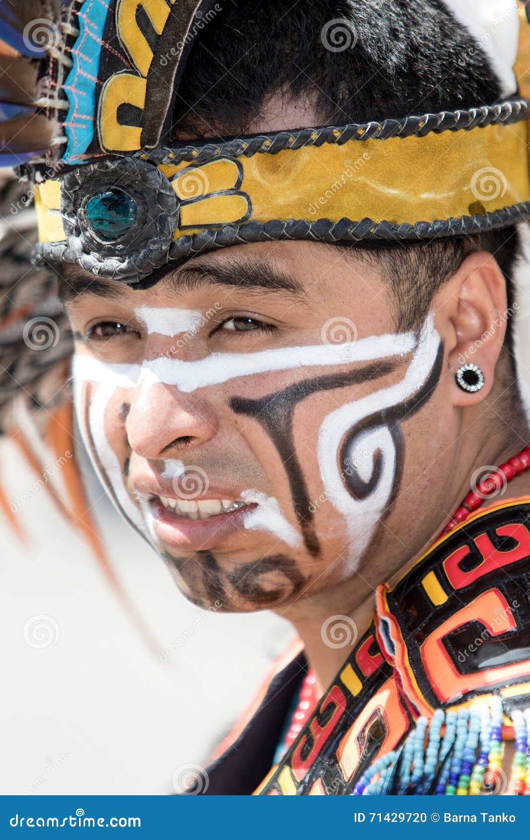 Uomo Indigeno Messicano Con Il Fronte Dipinto Immagine Editoriale ...