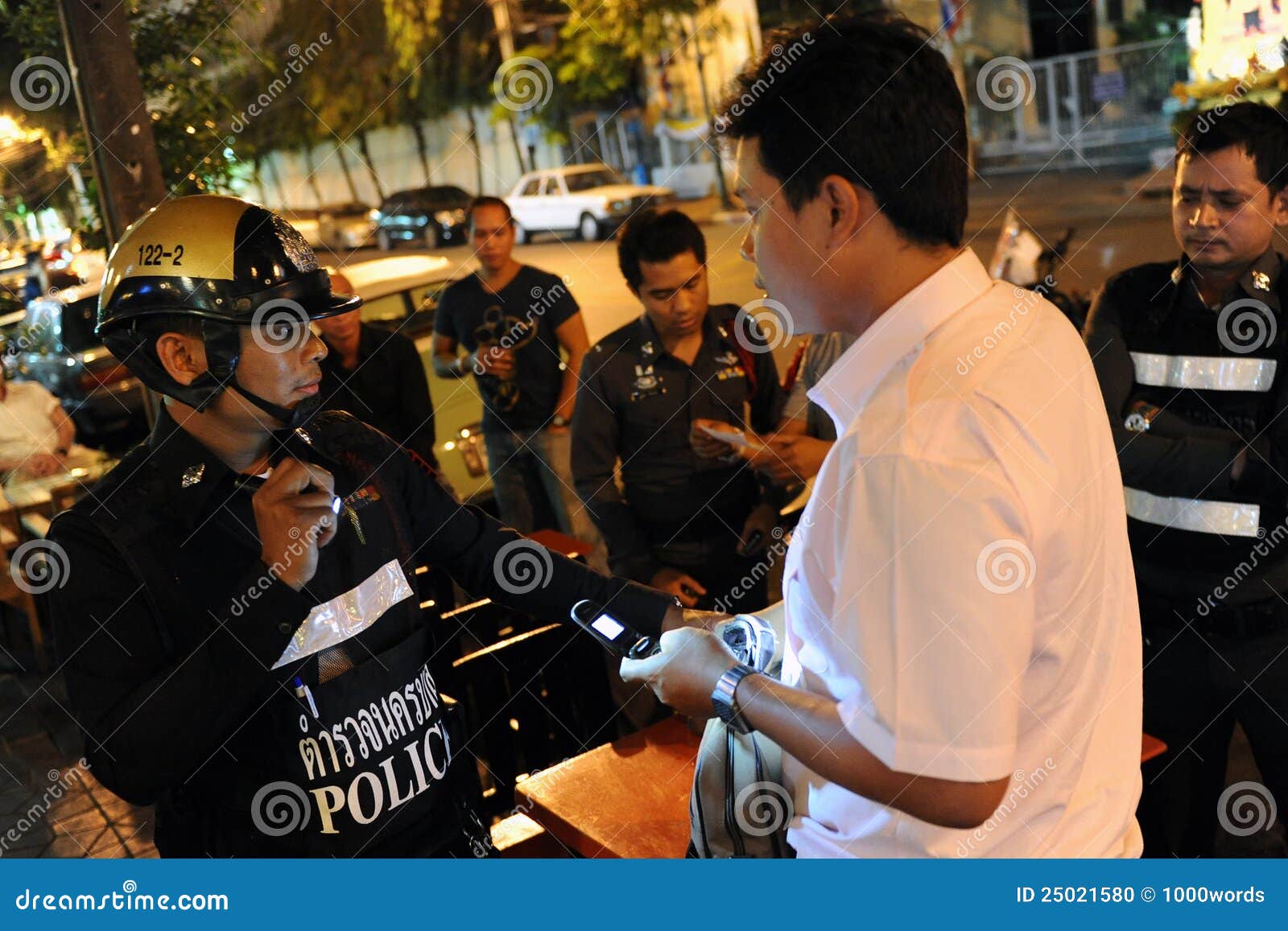 Uomo interrogato da Police immagine editoriale. Immagine di arrestare ...