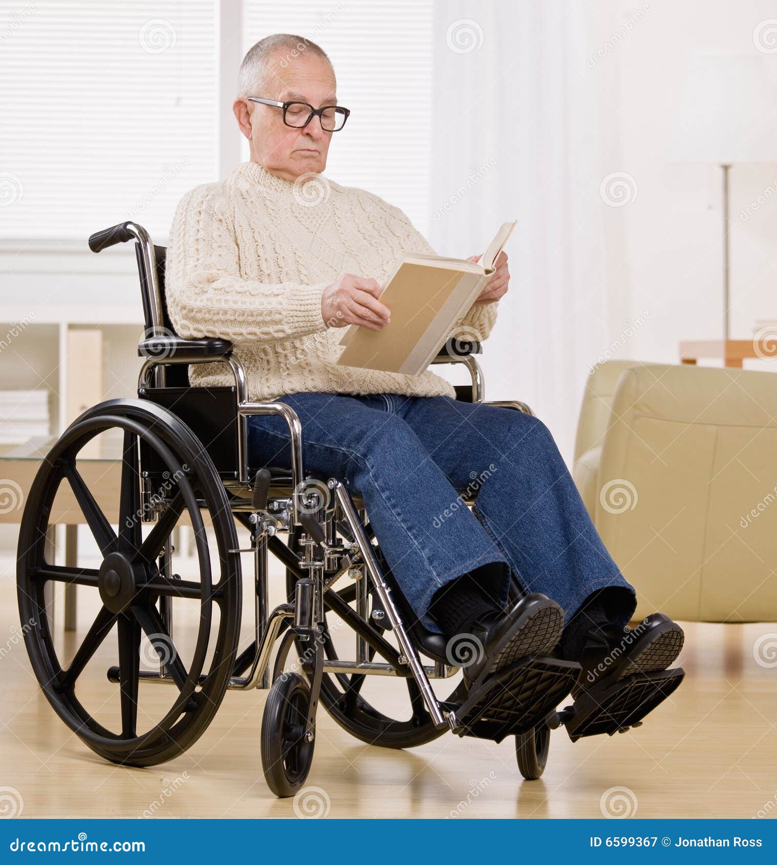 Uomo Invalido in Sedia a Rotelle Immagine Stock - Immagine di maschio ...