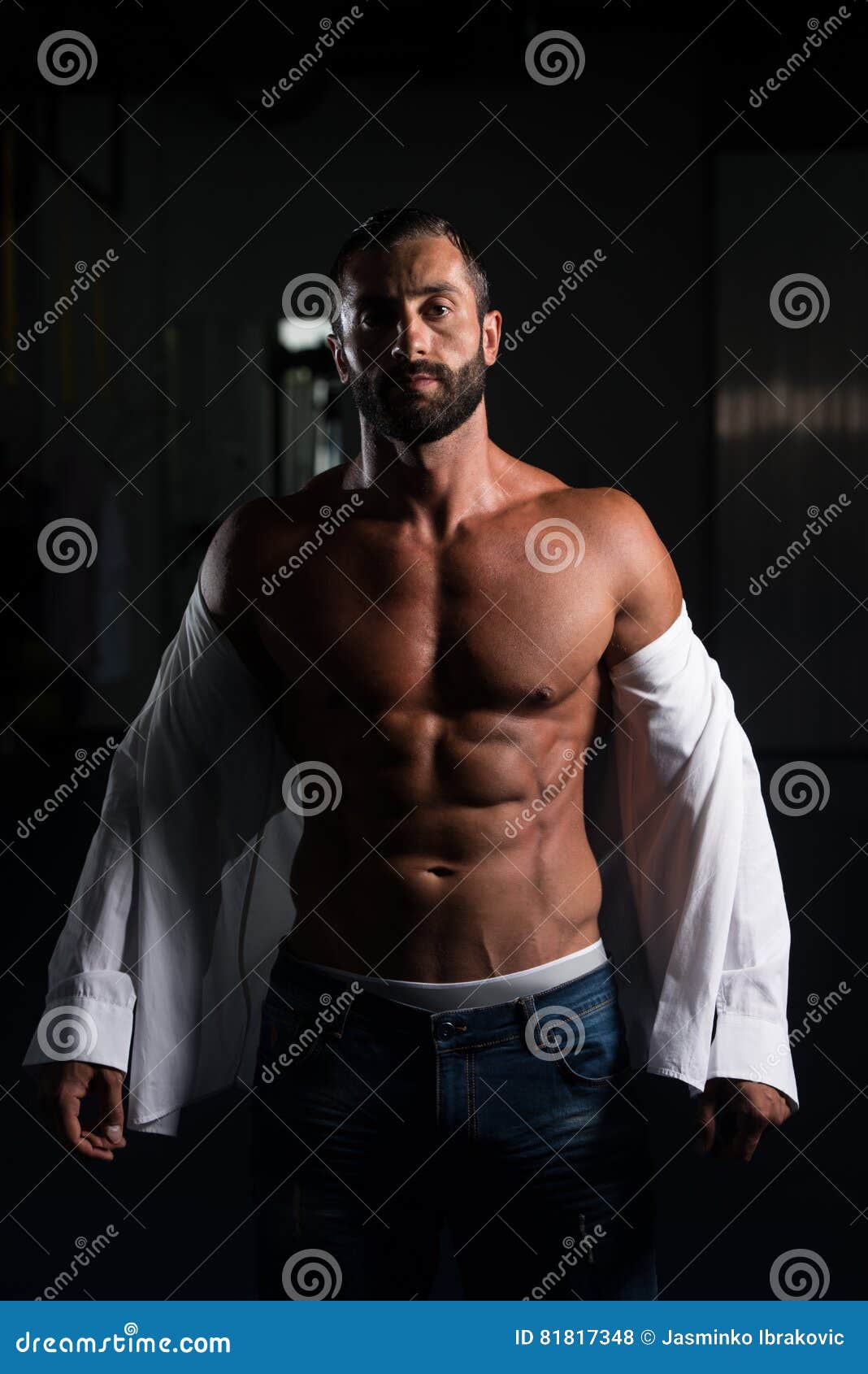 Uomo Italiano Sexy Che Posa in Camicia Bianca Fotografia Stock ...