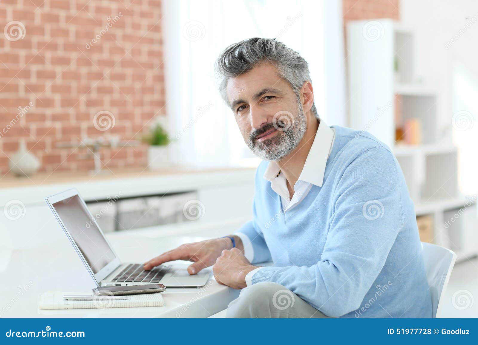 Uomo Maturo Cmiling Alla Moda Che Lavora Al Computer Portatile ...