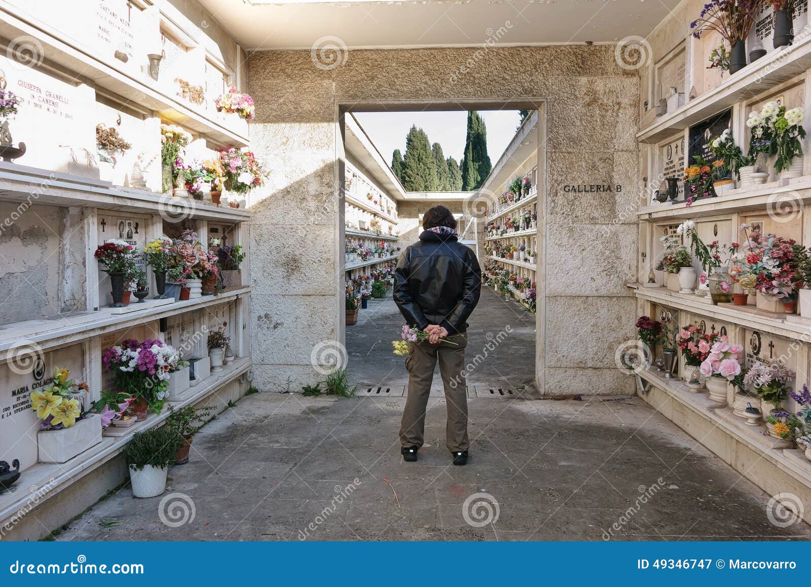 Uomo Nel Cimitero Di Verano Fotografia Editoriale - Immagine di tombe ...