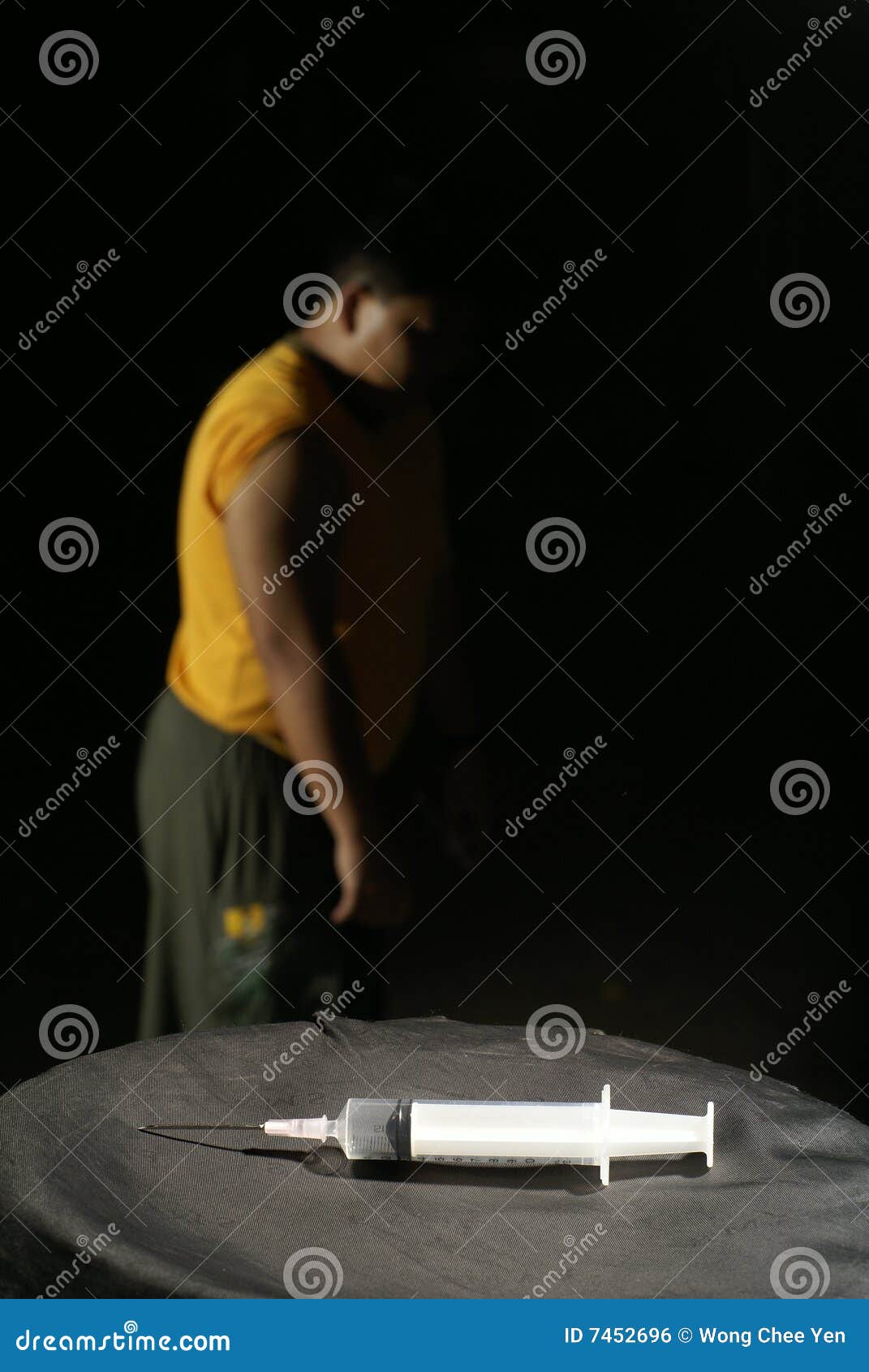 Uomo Nella Disperazione Con La Siringa Fotografia Stock - Immagine di ...