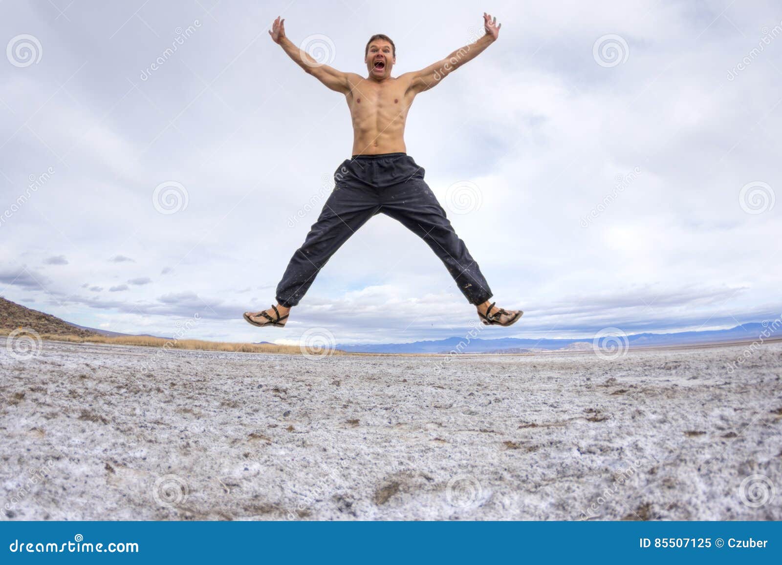 Uomo Pazzo Che Salta Con La Gioia Immagine Stock - Immagine di bianco ...