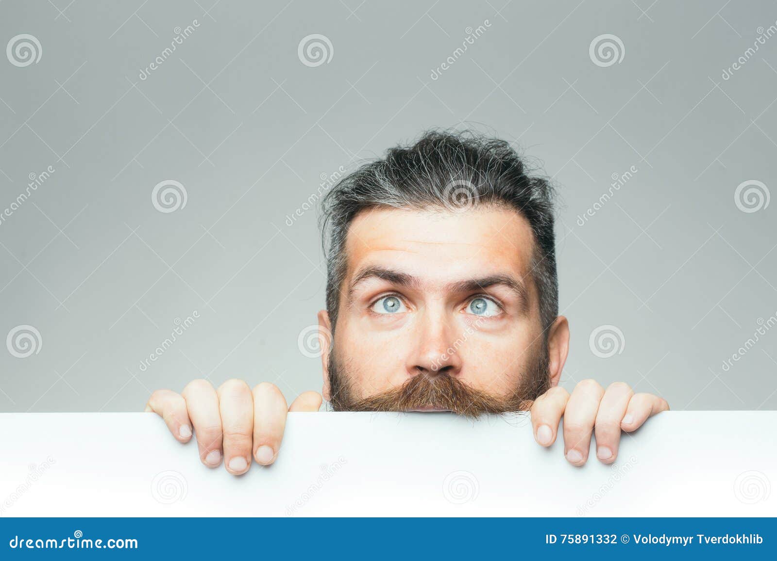 Uomo pazzo con carta fotografia stock. Immagine di faccia - 75891332