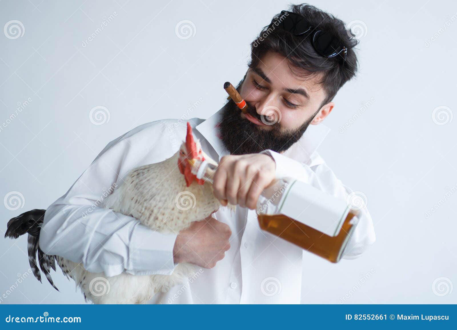 Uomo Pazzo Ubriaco Con Il Pollo Immagine Stock - Immagine di follia ...