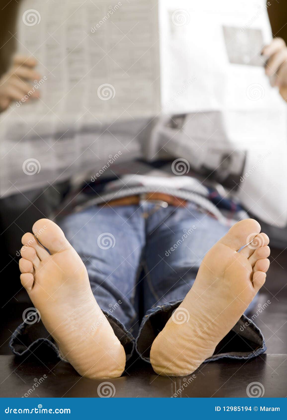 Uomo pigro fotografia stock. Immagine di interno, colto - 12985194