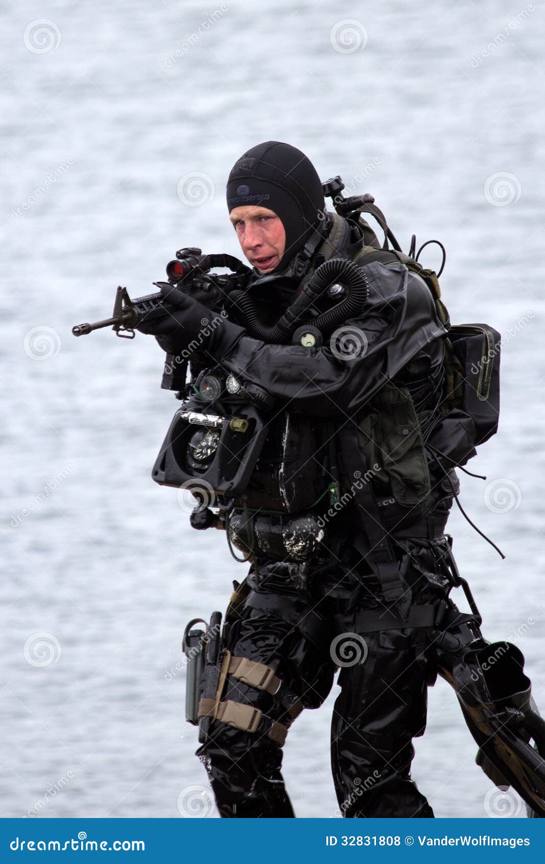 Uomo rana fotografia stock editoriale. Immagine di militare - 32831808