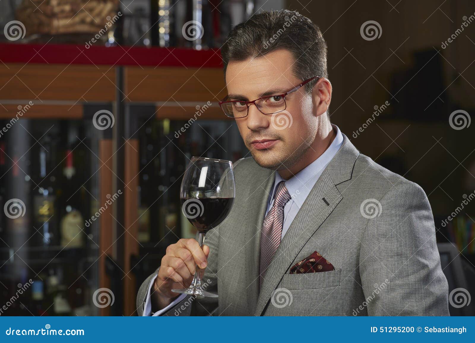 Uomo Ricco Che Tosta Con Il Vino Fotografia Stock - Immagine di adulto ...