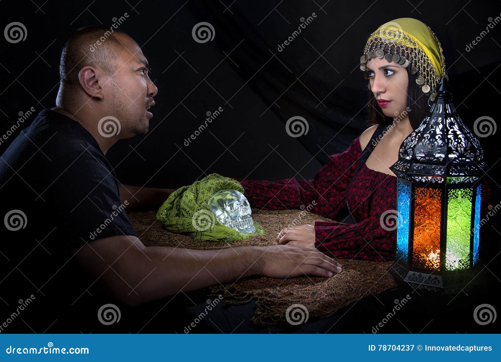 Uomo Scettico Con Il Truffatore Fortune Teller Immagine Stock ...
