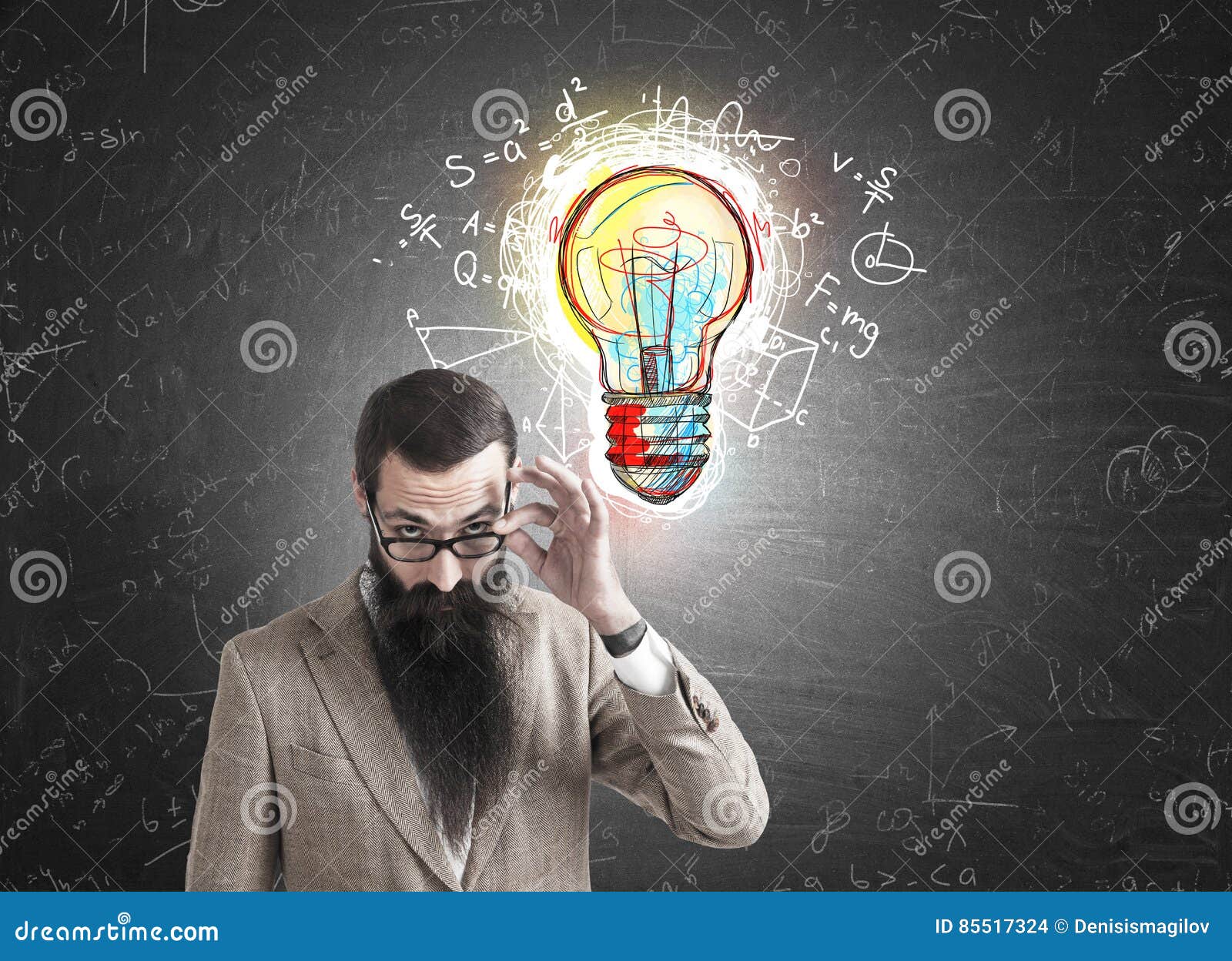 Uomo Scettico E Lampadina Con Le Formule Fotografia Stock - Immagine di ...