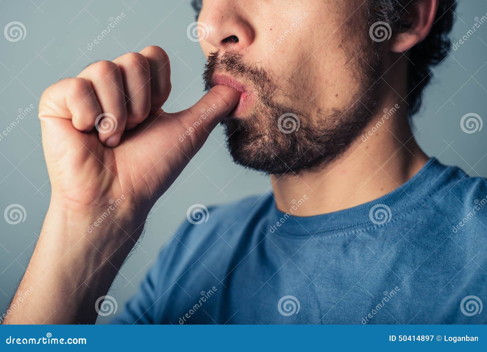 Uomo Sciocco Che Succhia Il Suo Pollice Immagine Stock - Immagine di ...